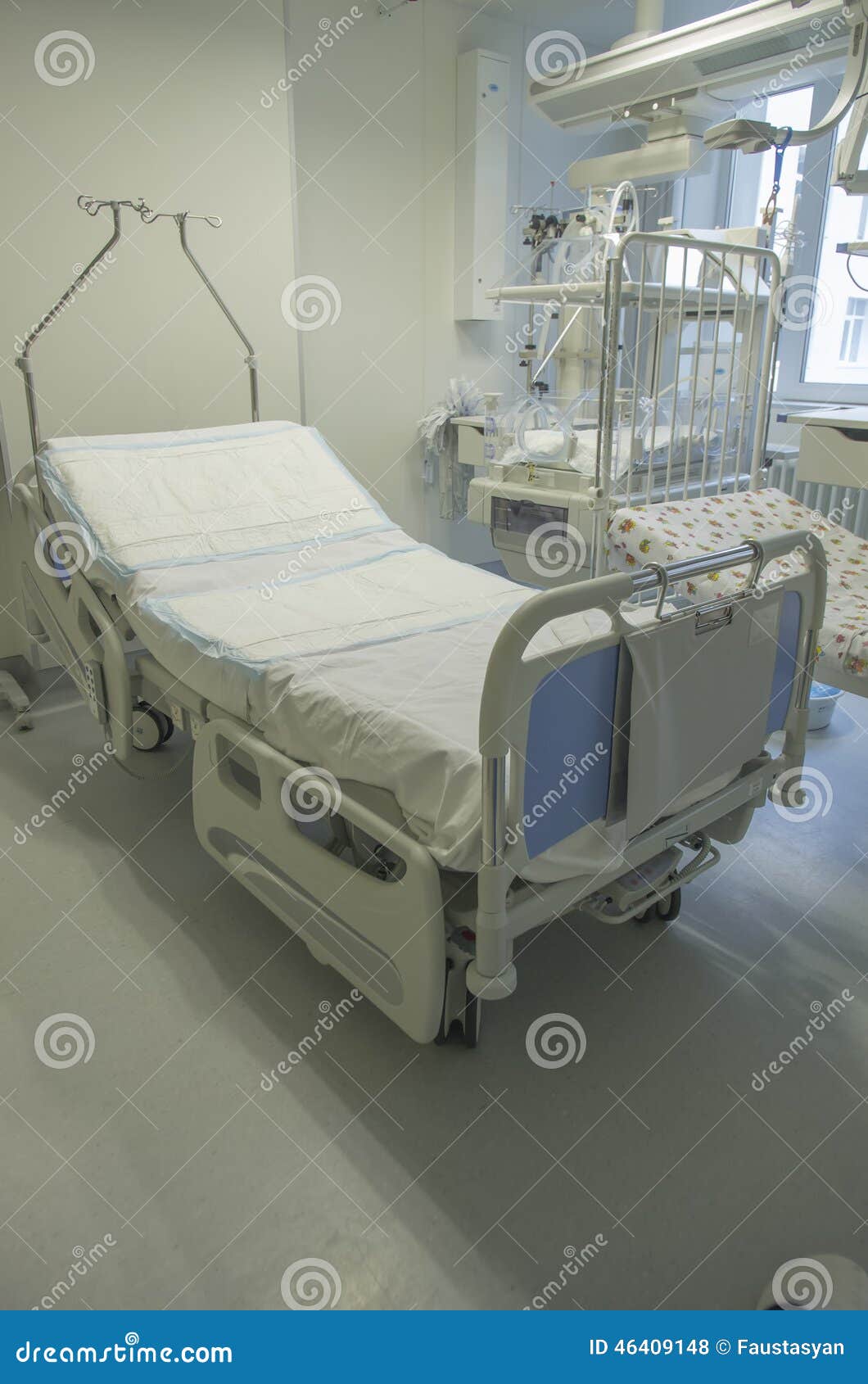 Resuscitation bed stock photo. Image of nurse, treatment - 46409148
