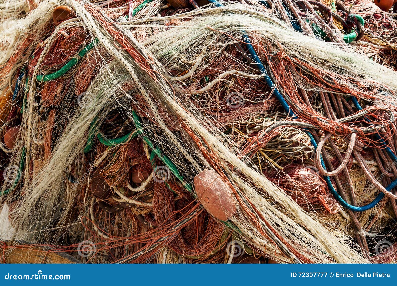 Rete da pesca colorata immagine stock. Immagine di reti - 72307777