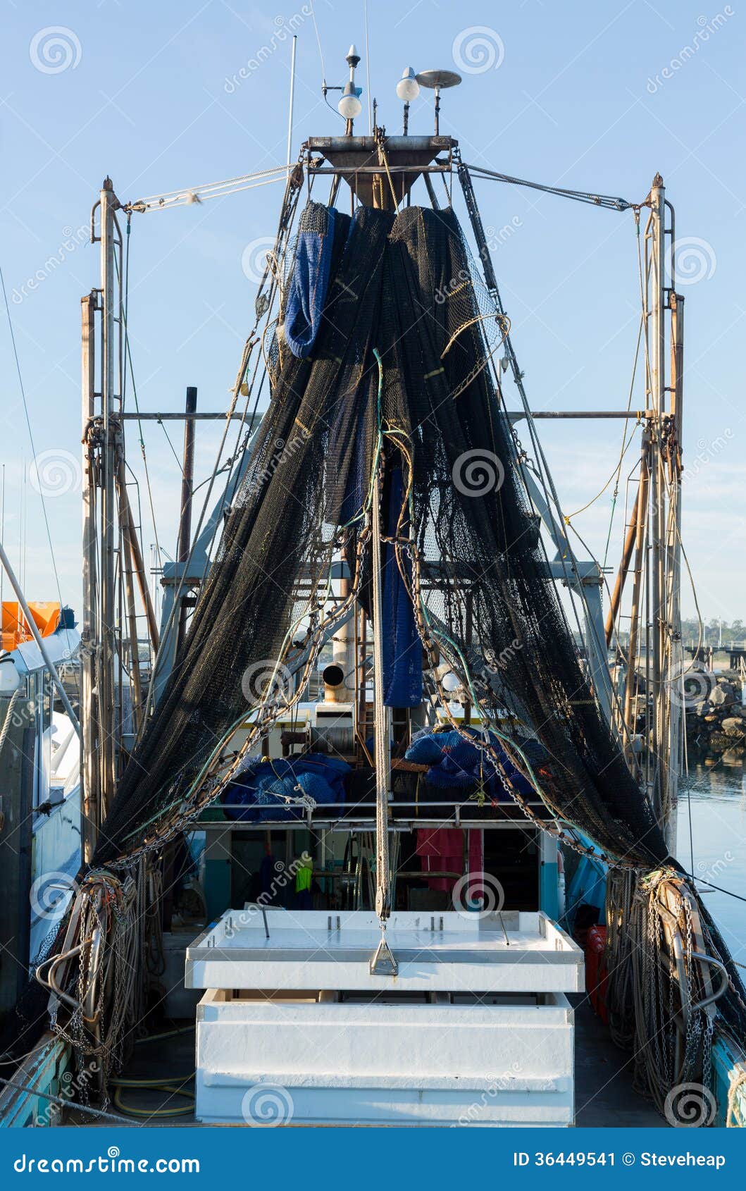 Reti Da Pesca O Sciabica Blu Che Pendono Dalla Nave Immagine Stock ...