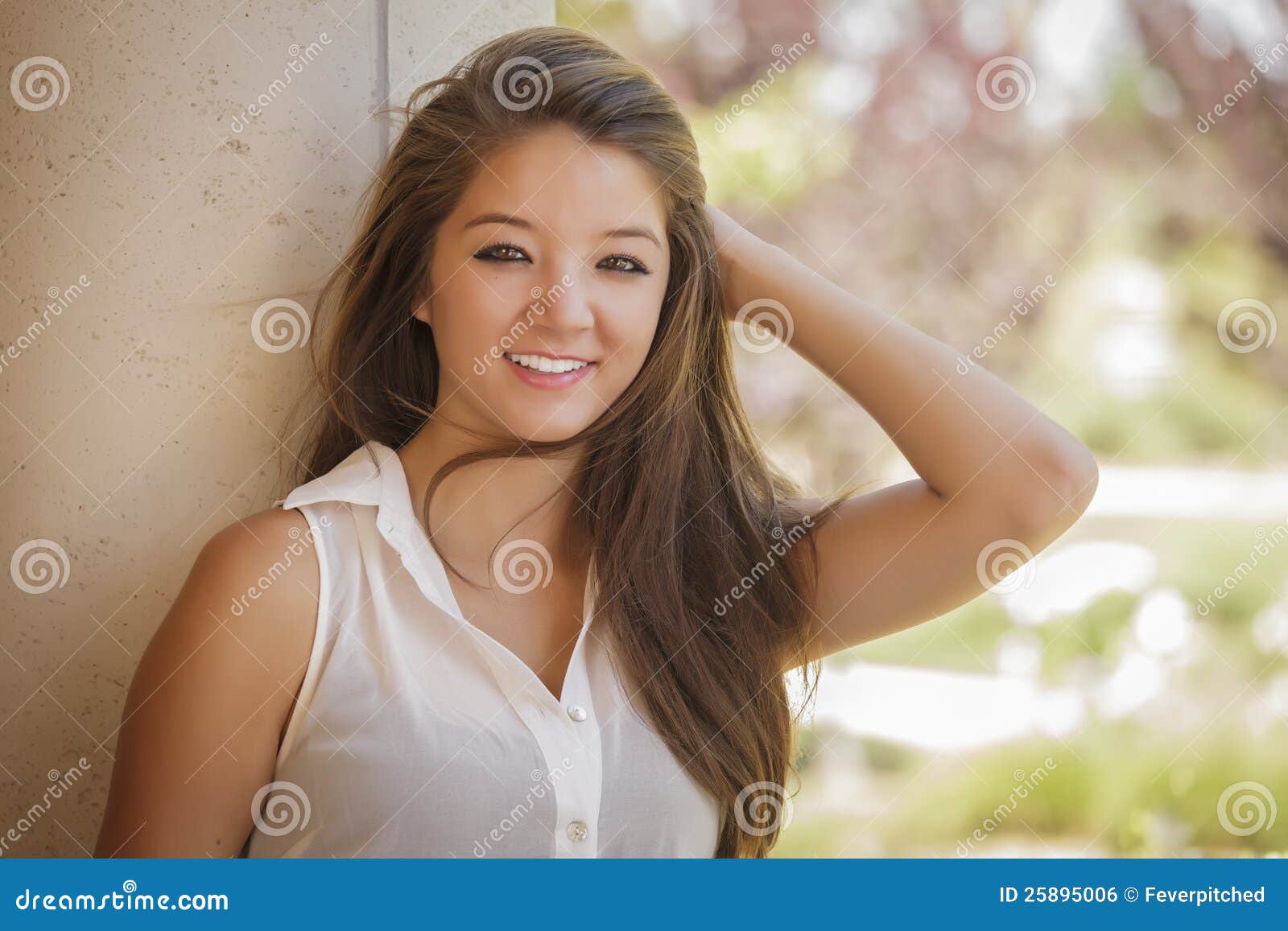 Retrato Adolescente Atractivo De La Muchacha De La Raza Mixta Foto De