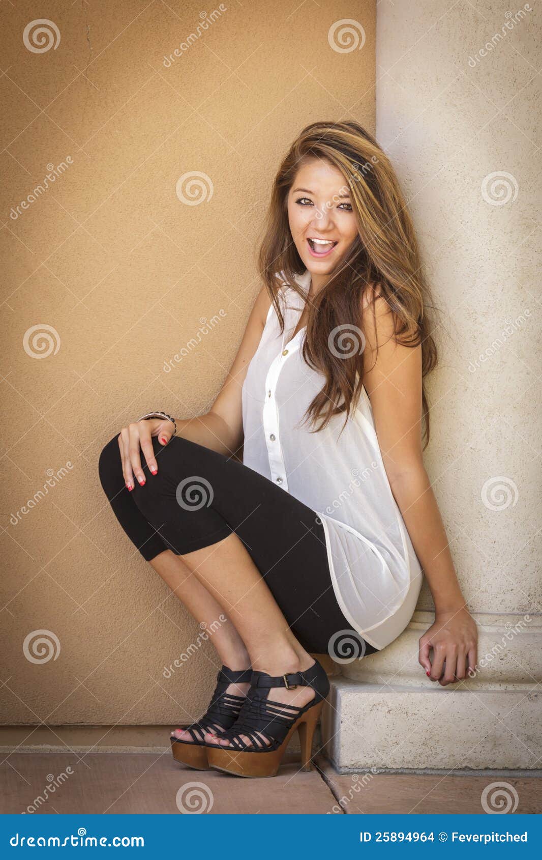 Retrato Adolescente De La Muchacha De La Raza Mixta Atractiva Foto De