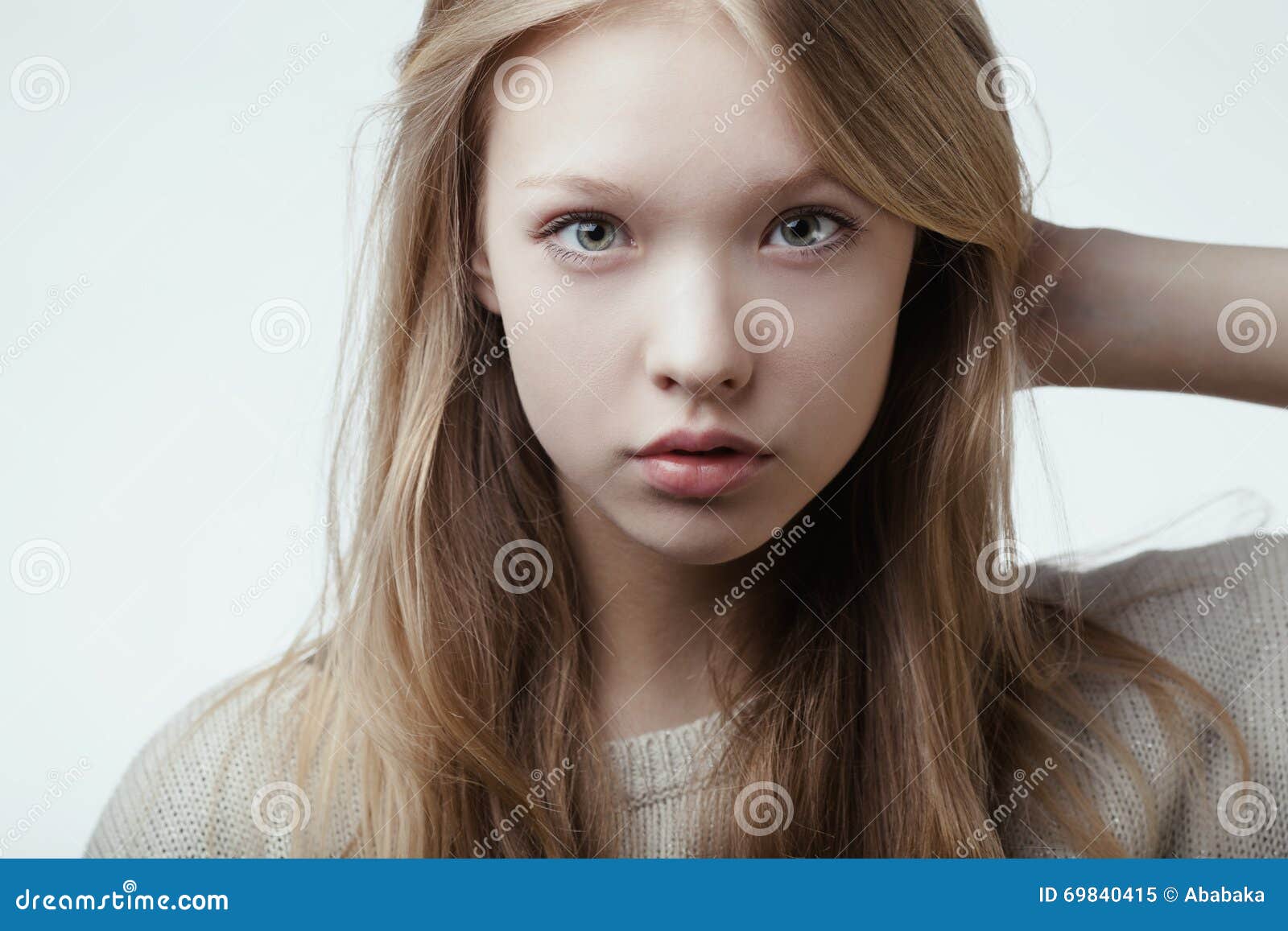 Retrato Adolescente Rubio Hermoso De La Muchacha Imagen de archivo ...