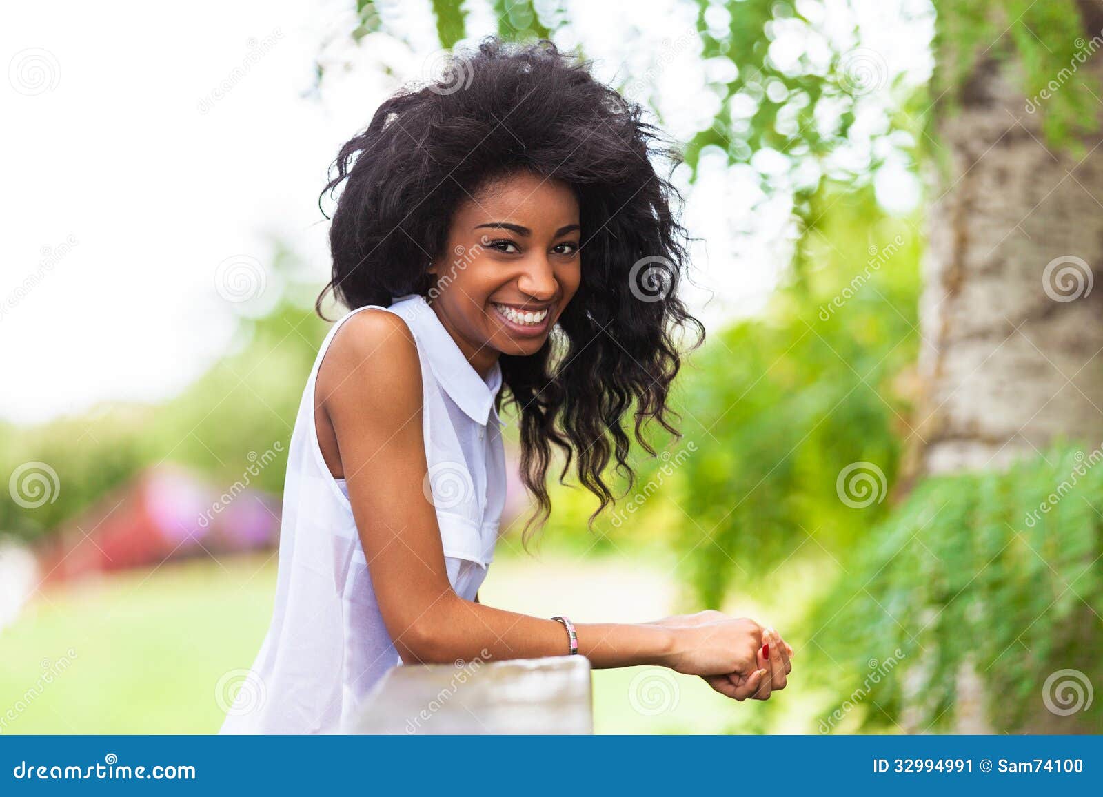 Retrato Al Aire Libre De Una Muchacha Negra Adolescente Gente