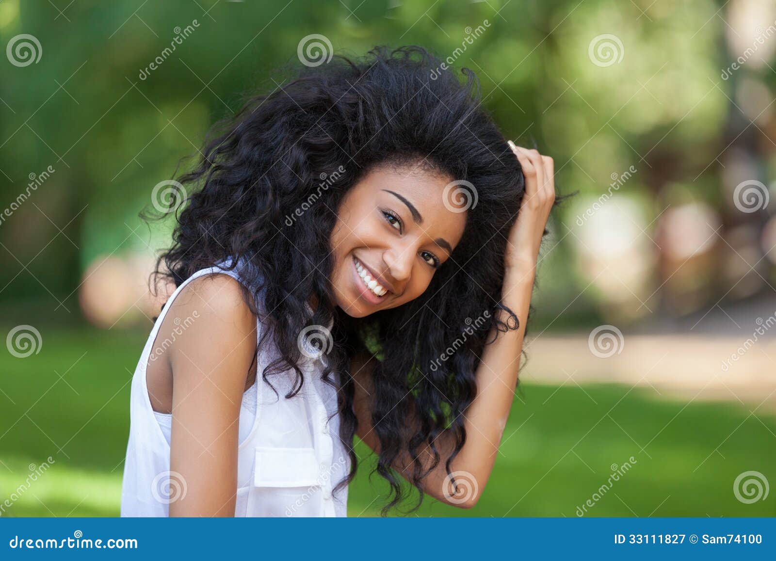 Retrato Al Aire Libre De Una Muchacha Negra Adolescente Gente
