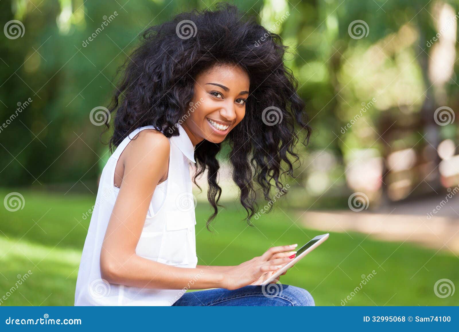 Retrato Al Aire Libre De Una Muchacha Negra Adolescente Que Usa Una