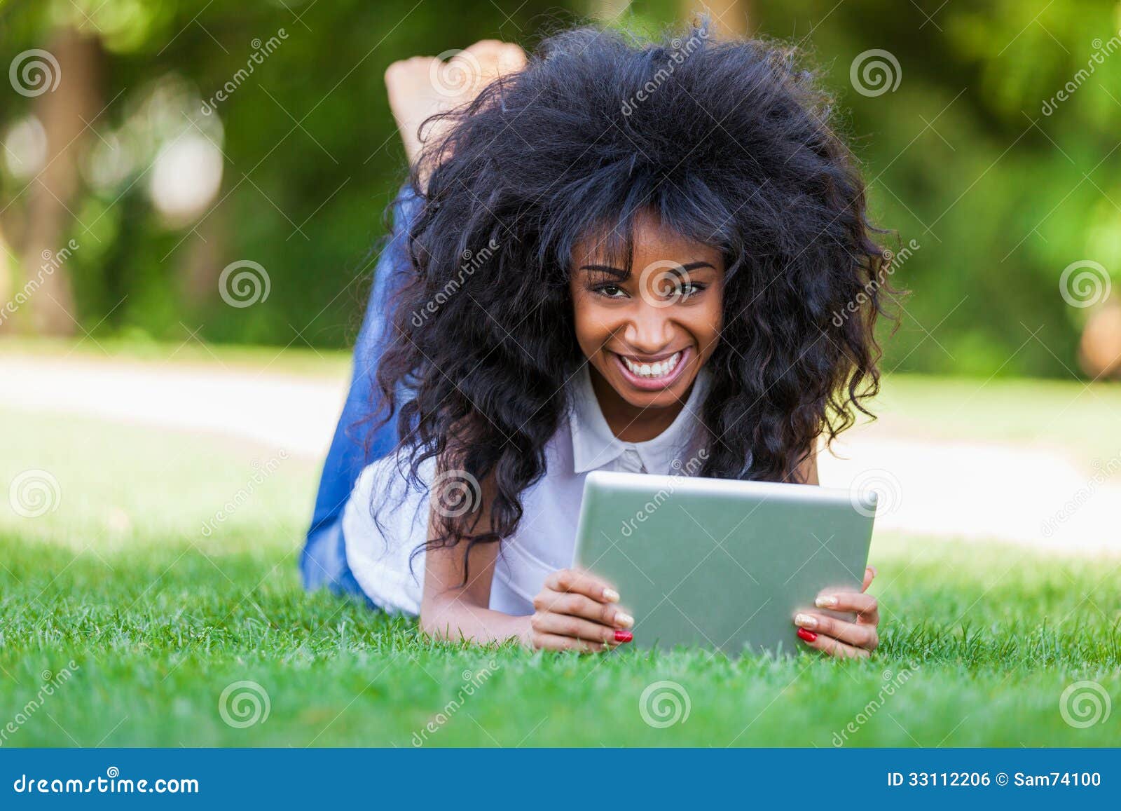 Retrato Al Aire Libre De Una Muchacha Negra Adolescente Que Usa Una