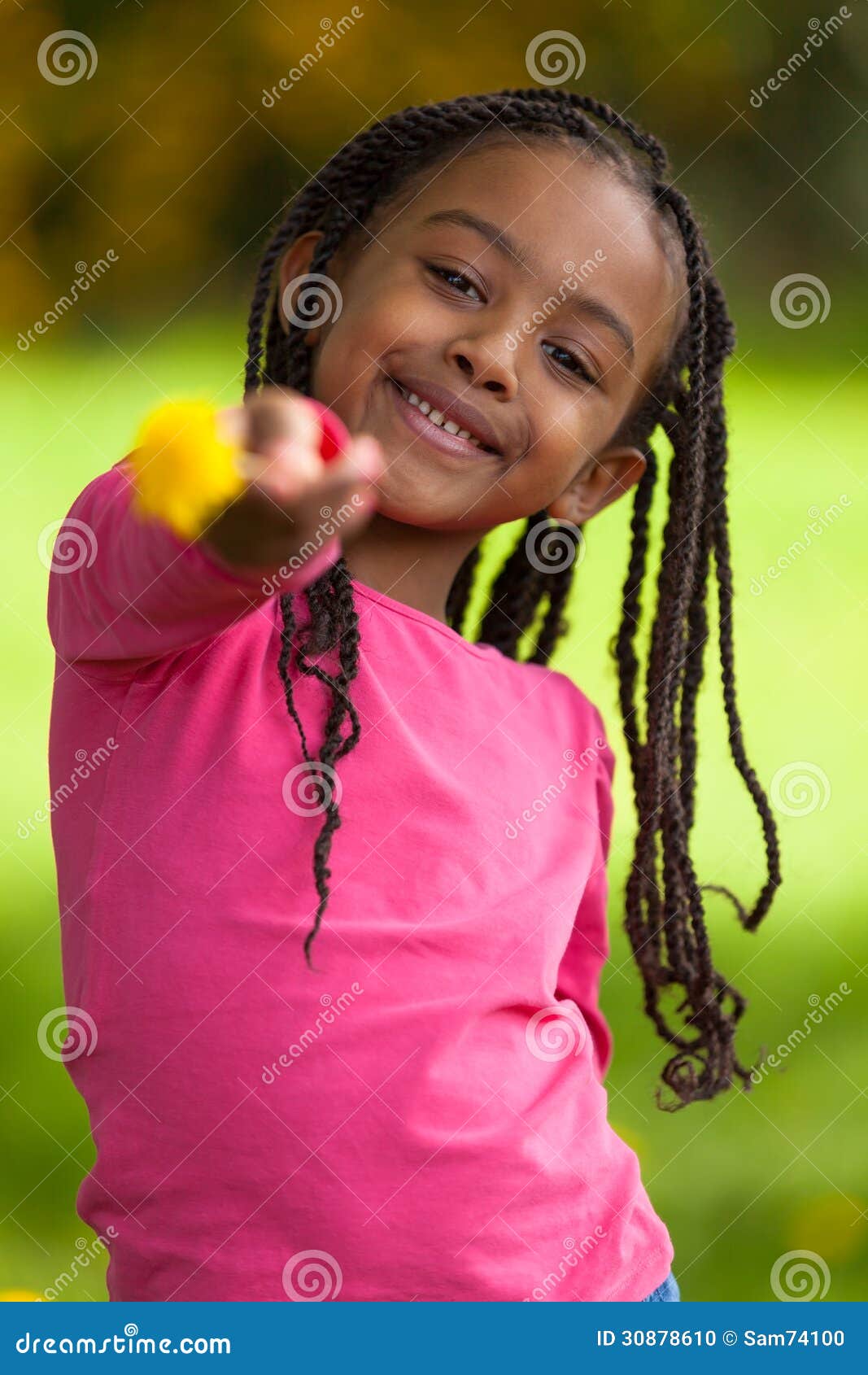 Retrato Al Aire Libre De Una Muchacha Negra Joven Linda Gente
