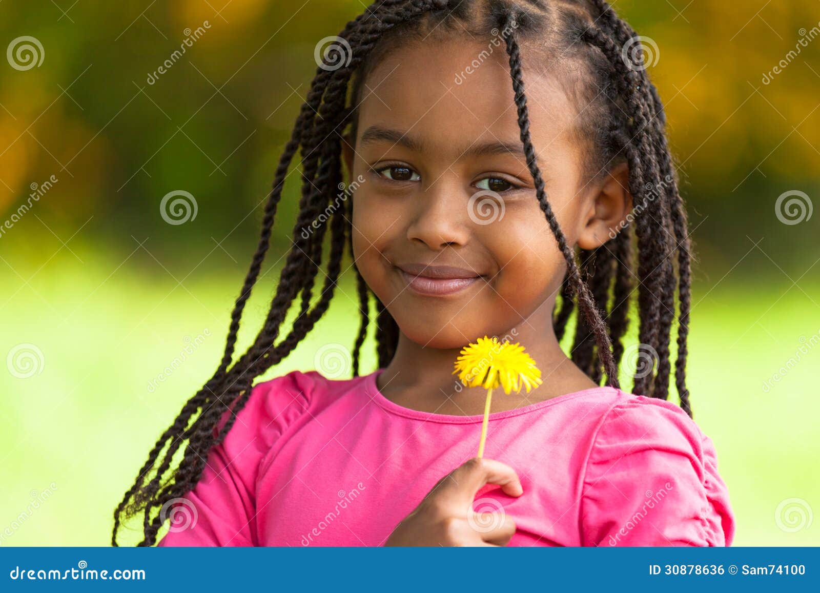 Retrato Al Aire Libre De Una Muchacha Negra Joven Linda Gente