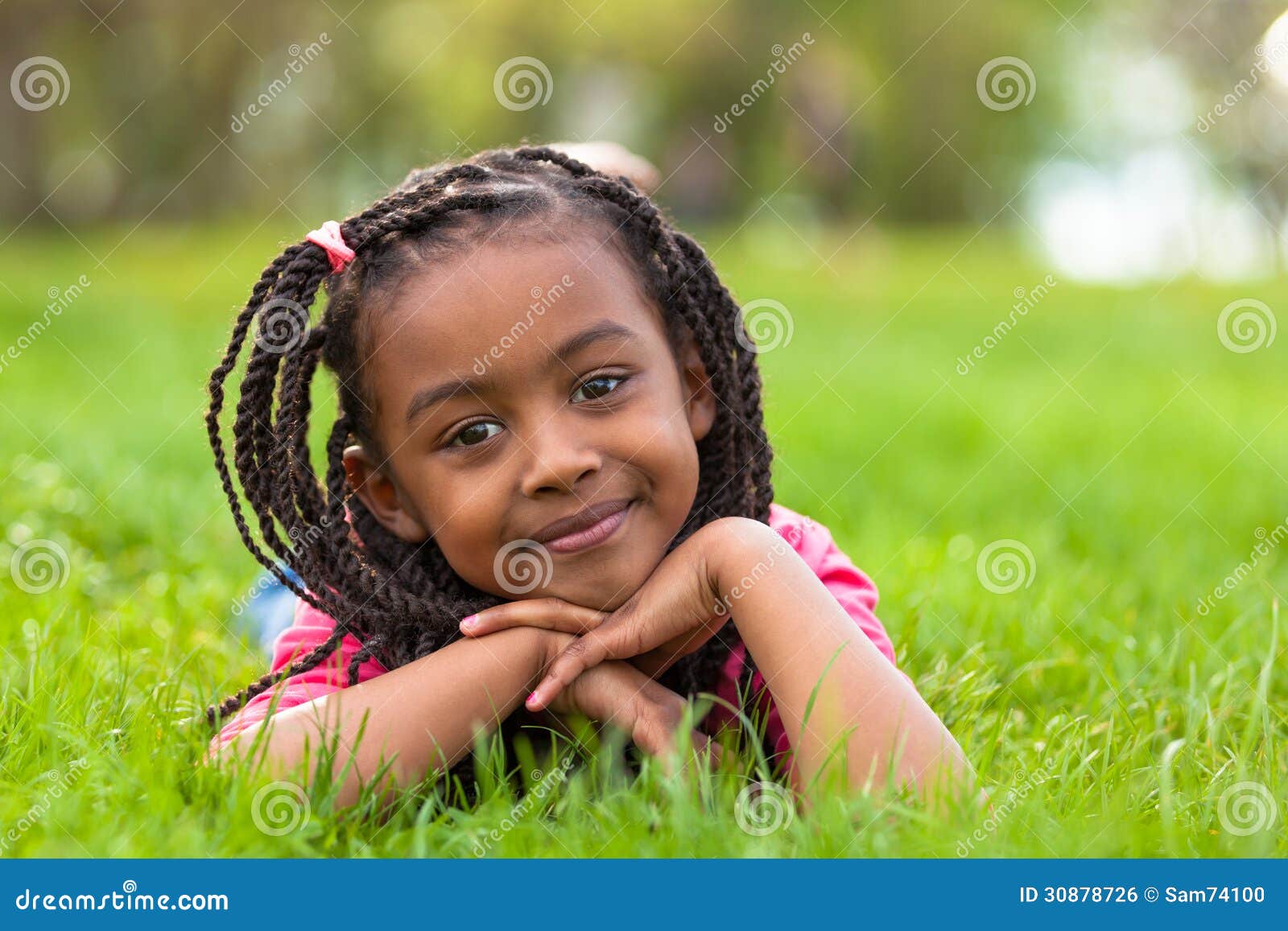 Retrato Al Aire Libre De Una Muchacha Negra Joven Linda Que Sonríe El
