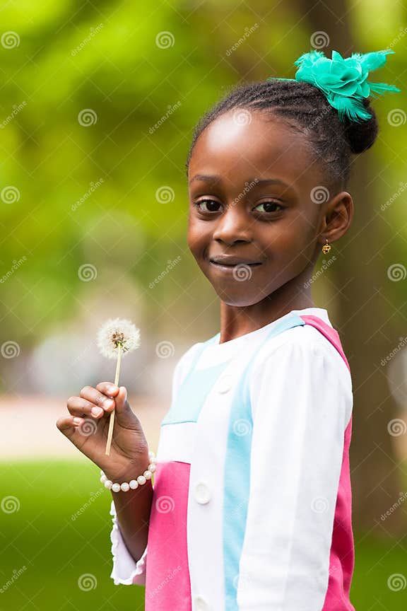 Retrato Al Aire Libre De Una Muchacha Negra Joven Linda Que Sostiene Un
