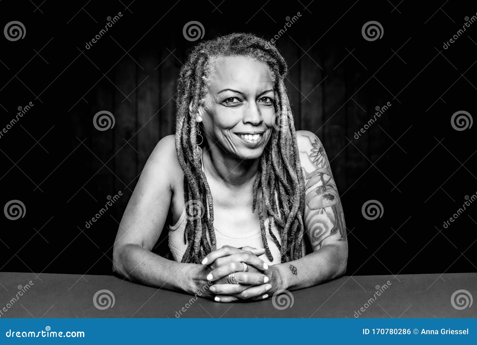Retrato Blanco Y Negro De Una Mujer Afroamericana Sonriente Foto de ... Retrato Blanco Y Negro De Una Mujer Afroamericana Sonriente Foto de ...