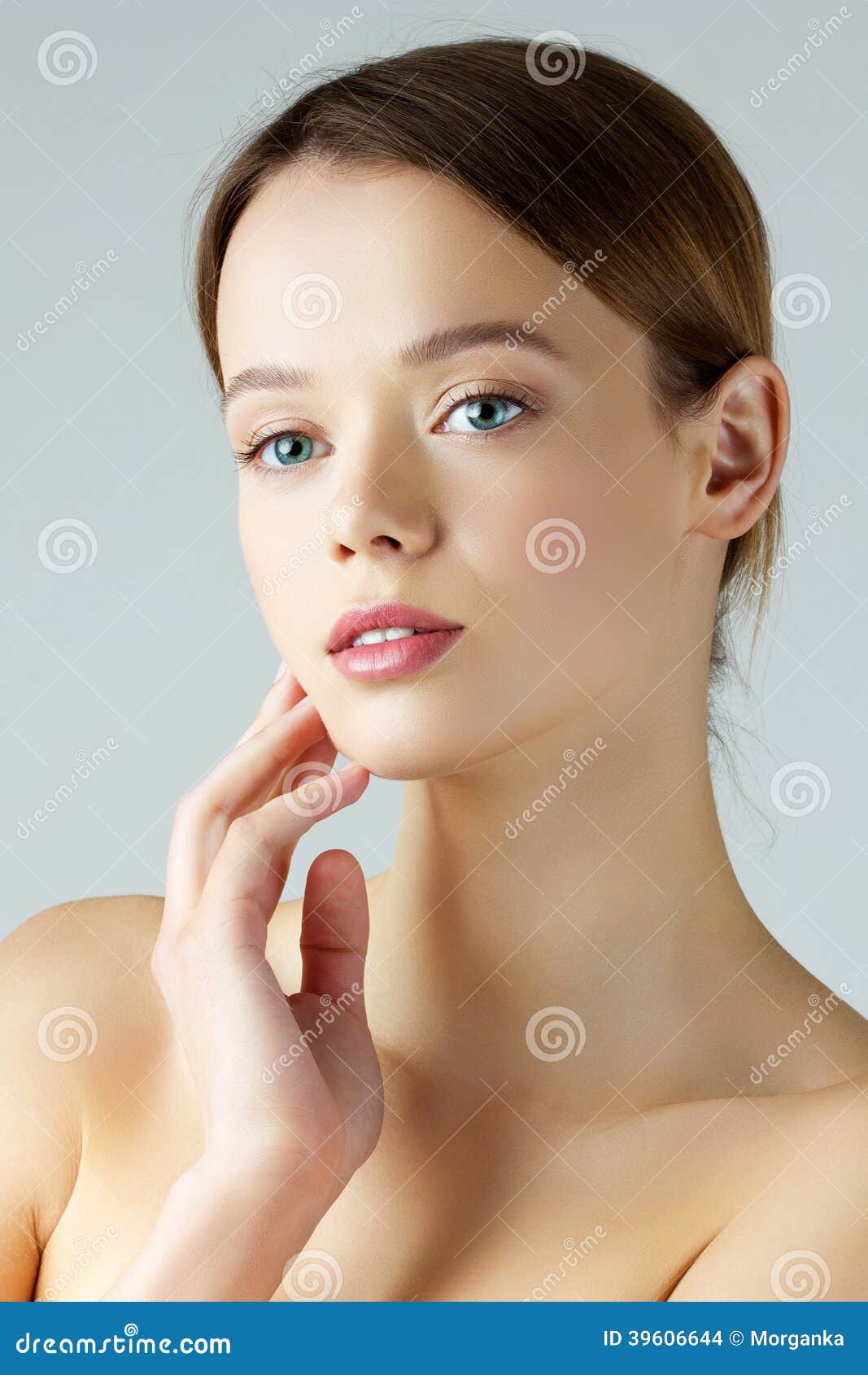 Retrato Da Beleza Da Jovem Mulher Que Toca Em Sua Cara Foto De Stock