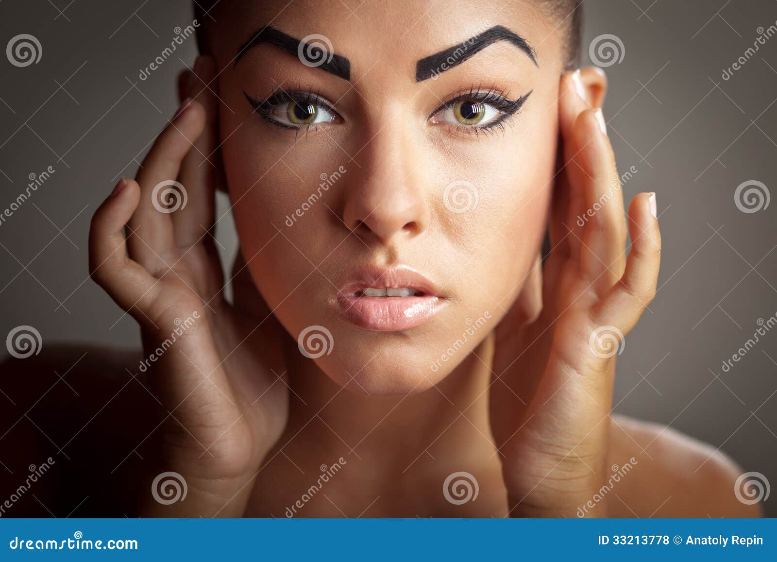 Retrato Da Beleza De Uma Mulher Moreno Nova Foto de Stock - Imagem de ...