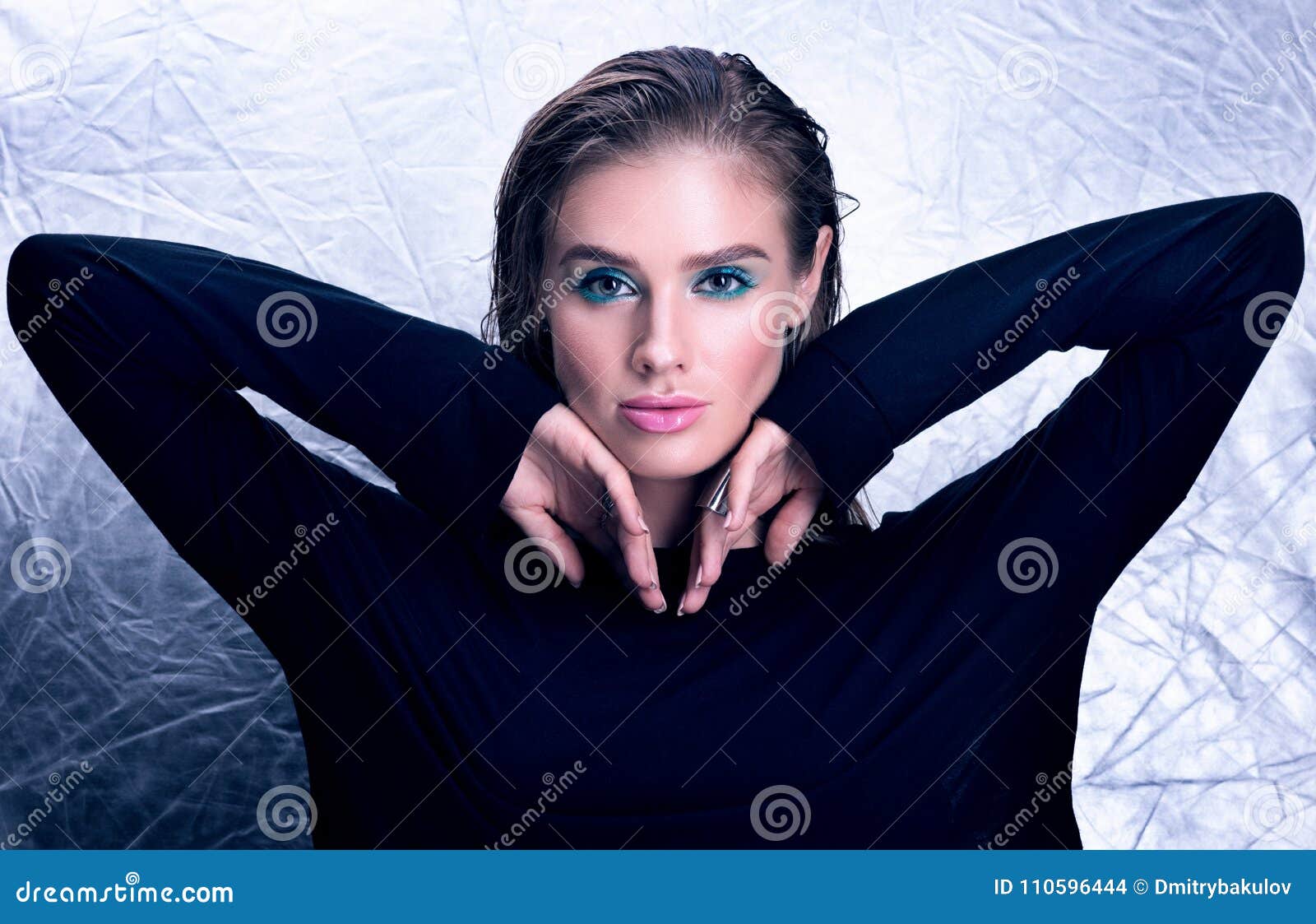 Retrato Da Beleza Em Tons Frescos Da Jovem Mulher Sexy No Preto