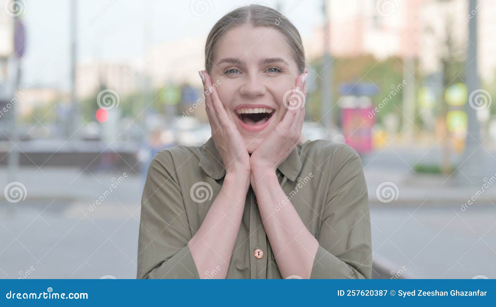 Retrato Da Excitada Mulher Que Se Surpreende Ao Ar Livre Imagem de ... Retrato Da Excitada Mulher Que Se Surpreende Ao Ar Livre Imagem de ...