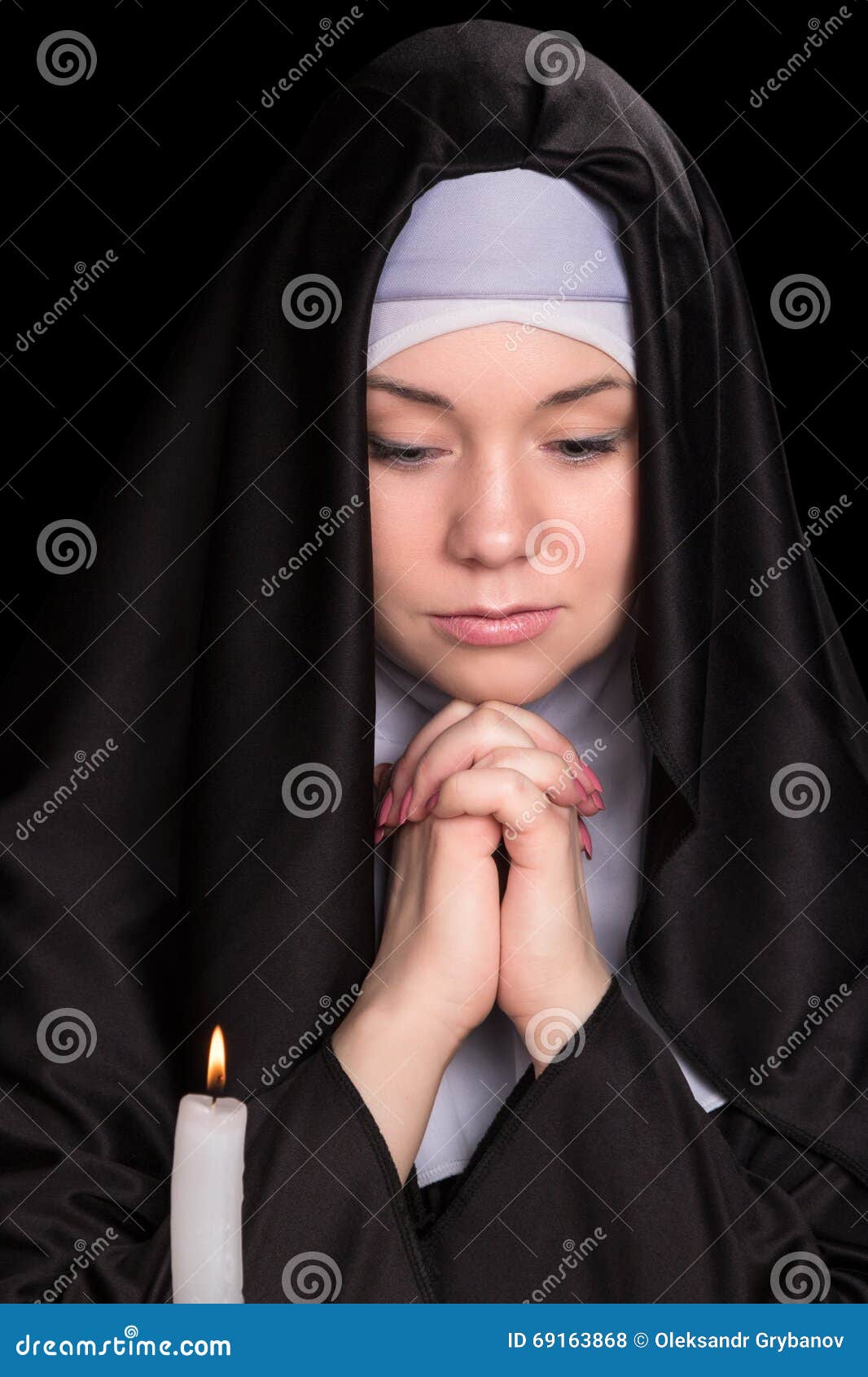 Retrato da freira rezando foto de stock. Imagem de queimadura - 69163868