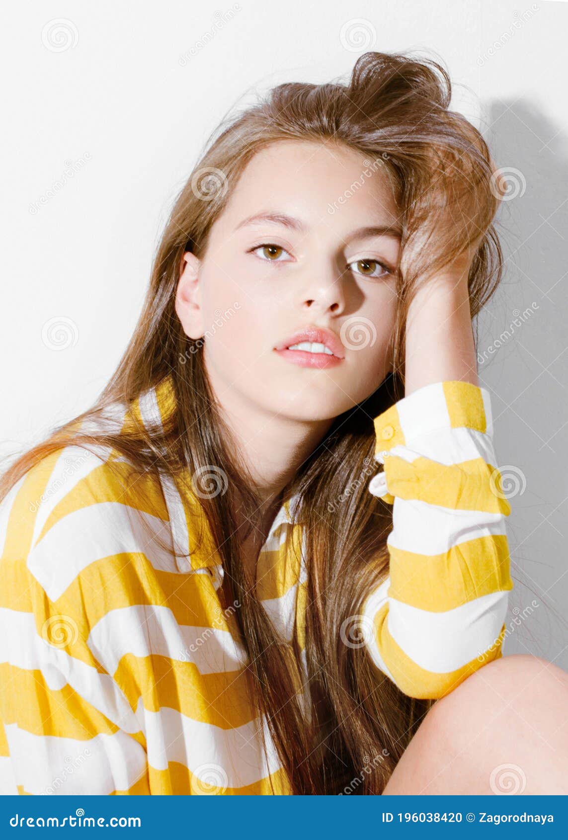 Retrato da jovem modelo foto de stock. Imagem de menina - 196038420