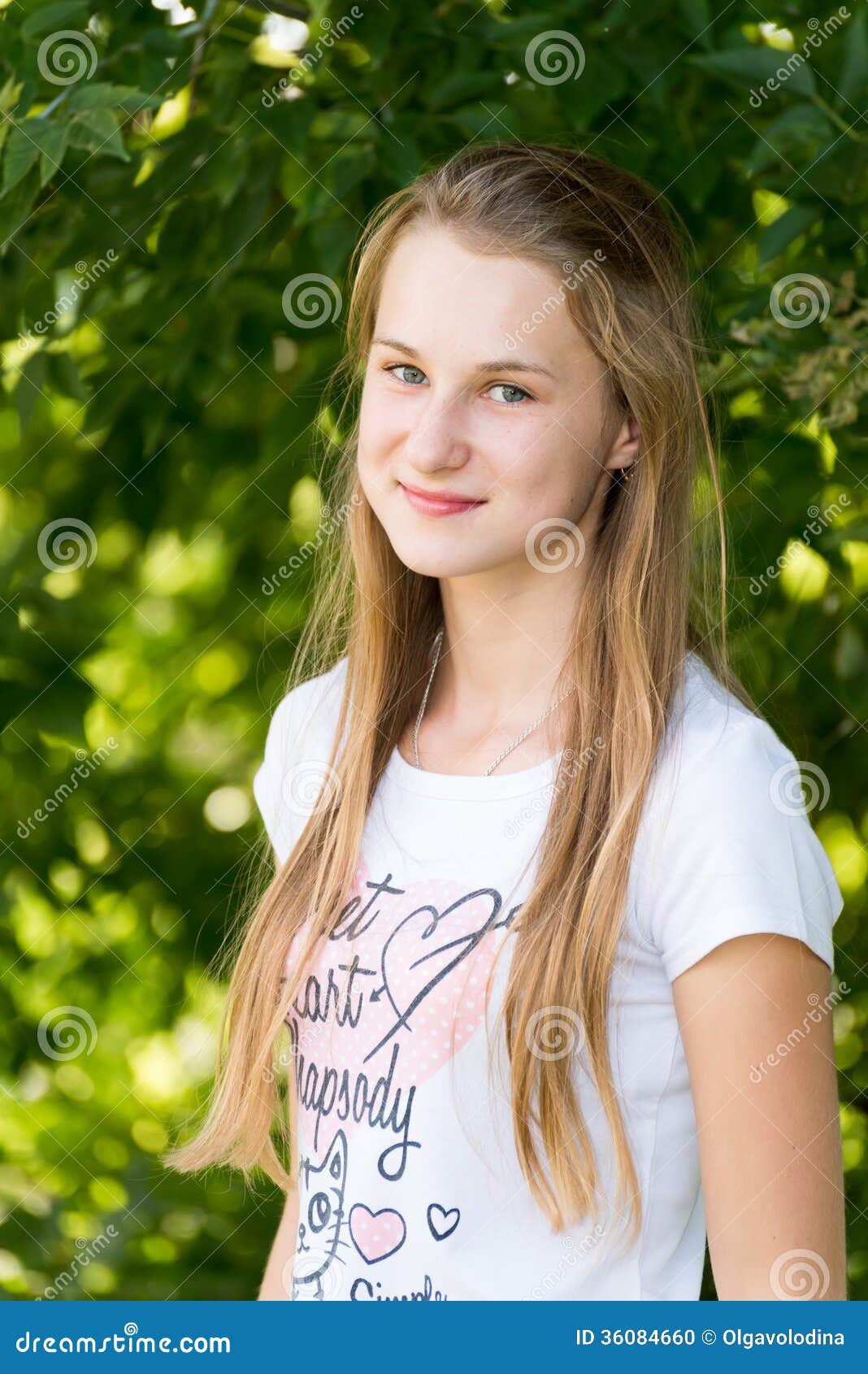 Retrato Da Menina 14 Anos Na Natureza Foto De Stock Imagem De Reto Fino 36084660
