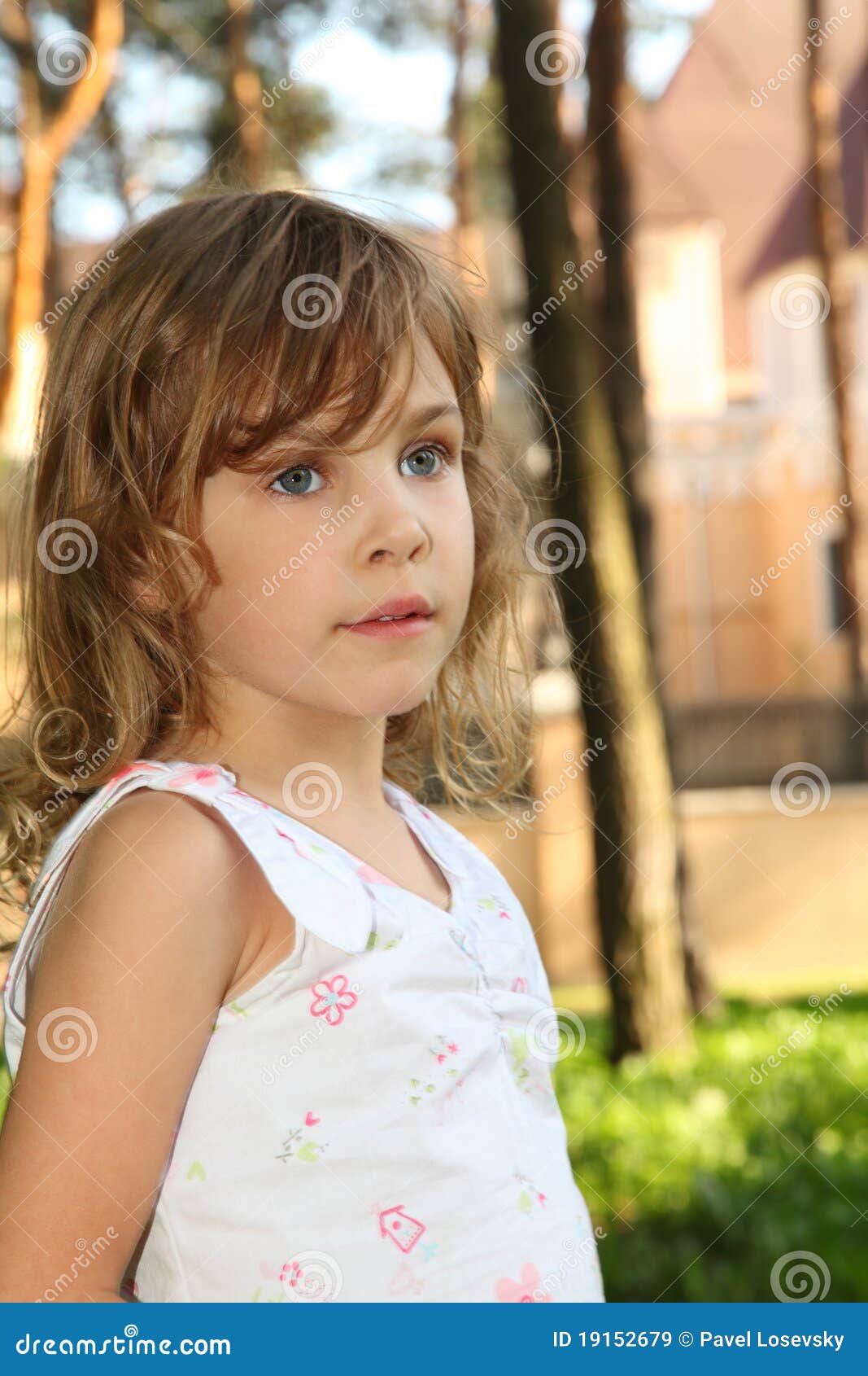 Retrato Da Menina Bonito Pequena Imagem de Stock - Imagem de povos ...