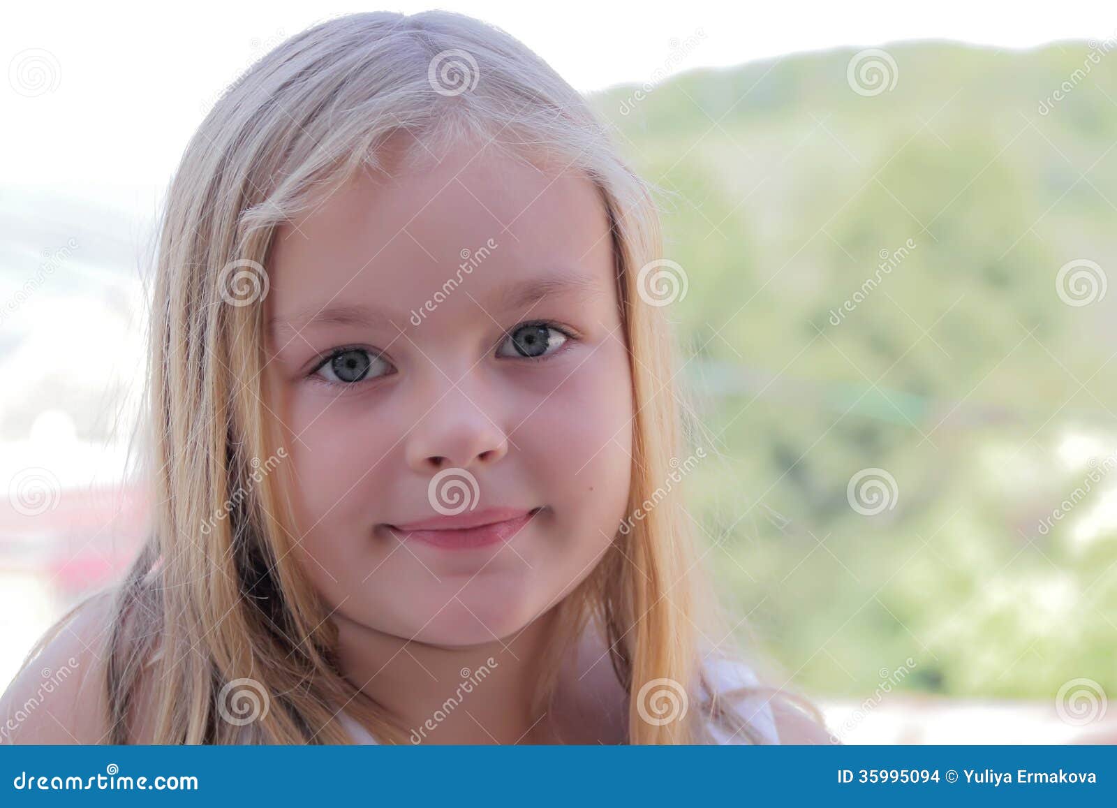 Retrato Da Menina Com Olhos Azuis Foto De Stock Imagem De Cabelo