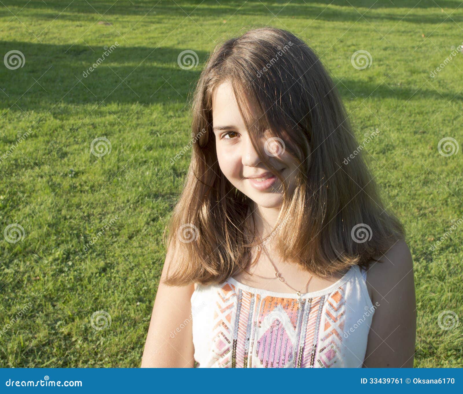 Retrato Da Menina De 13 Anos. Imagem de Stock - Imagem de sorriso ...