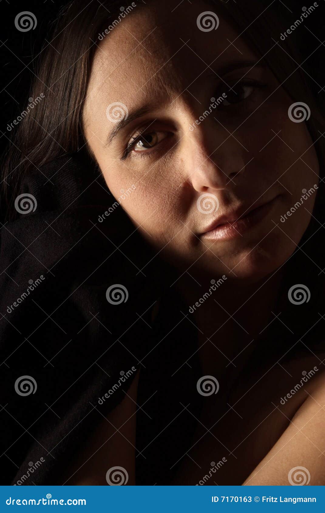 Retrato Dark-haired De La Mujer Imagen de archivo - Imagen de retrato ...