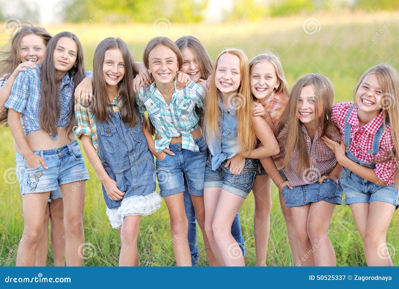 Retrato De Amigas Bonitas Alegres Imagem de Stock - Imagem de alegria ...