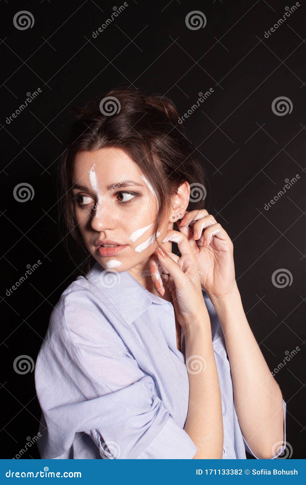 Retrato De Beleza Da Moda De Linda Jovem Morena Tinta Branca No Corpo E