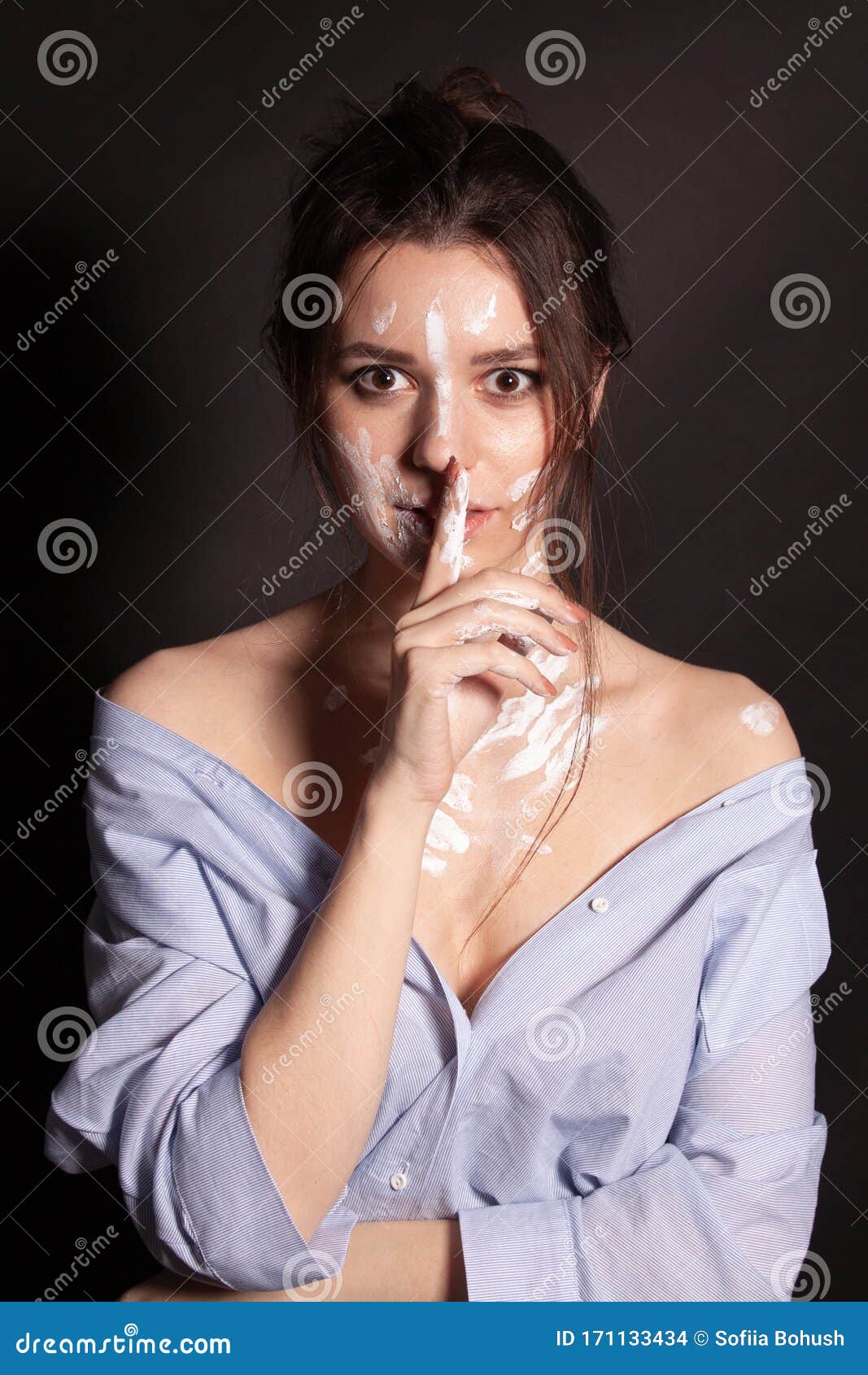 Retrato De Beleza Da Moda De Linda Jovem Morena Tinta Branca No Corpo E