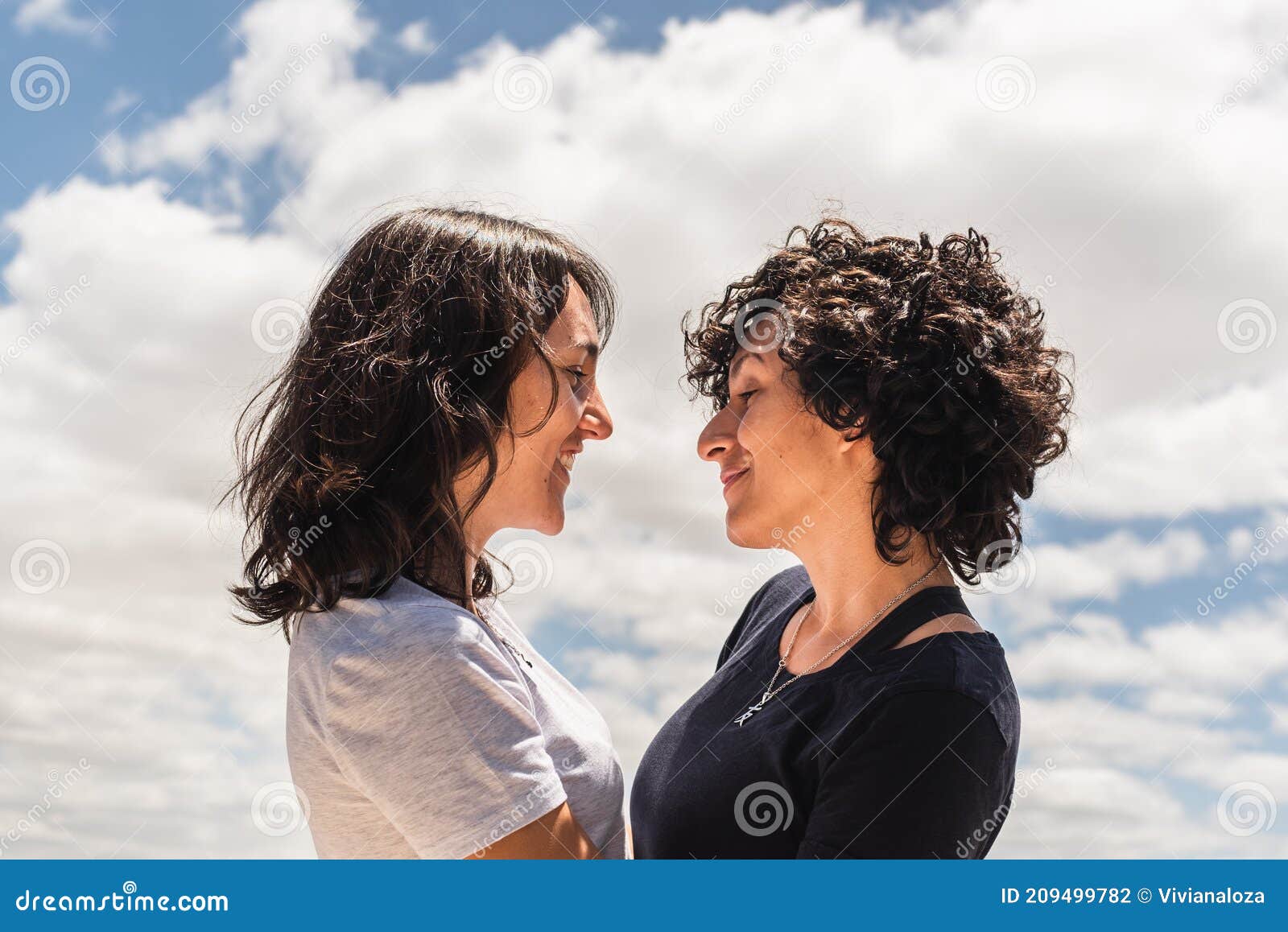 Retrato De Beso De Pareja De Lesbianas Felices Foto De Archivo Imagen