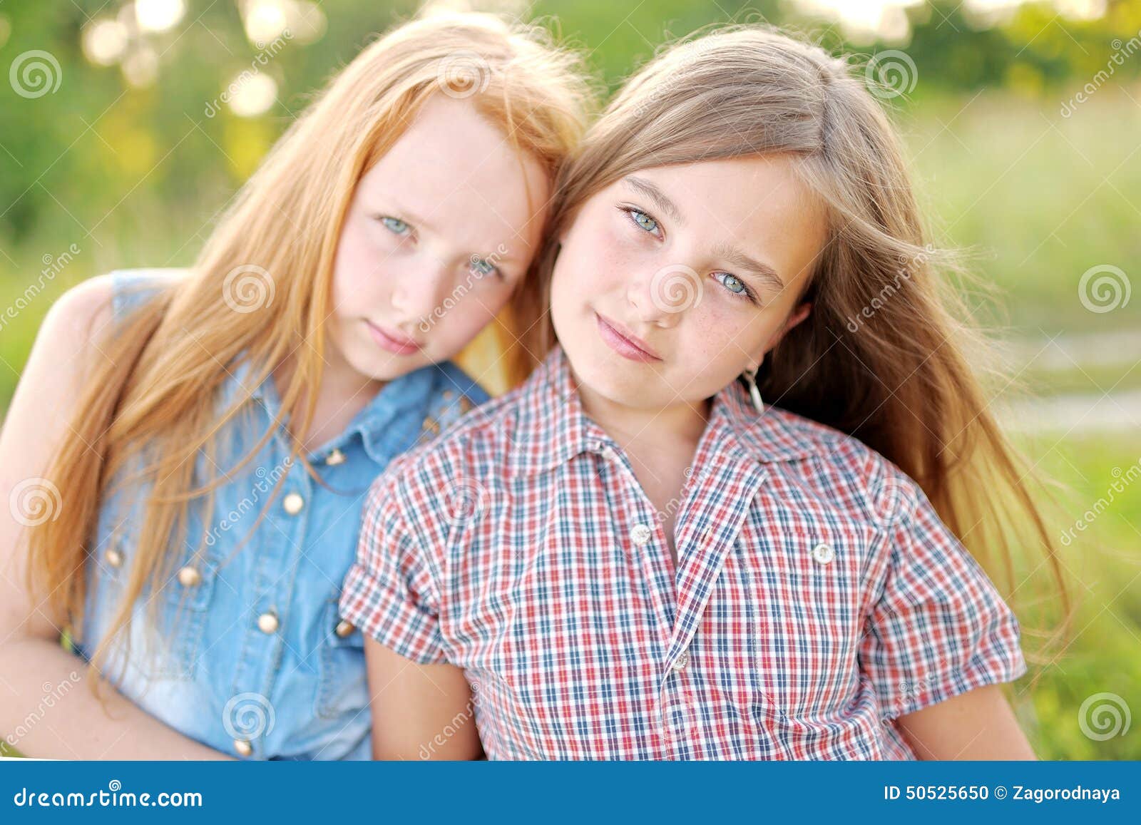 Retrato De Duas Meninas Foto De Stock Imagem De Exterior 50525650