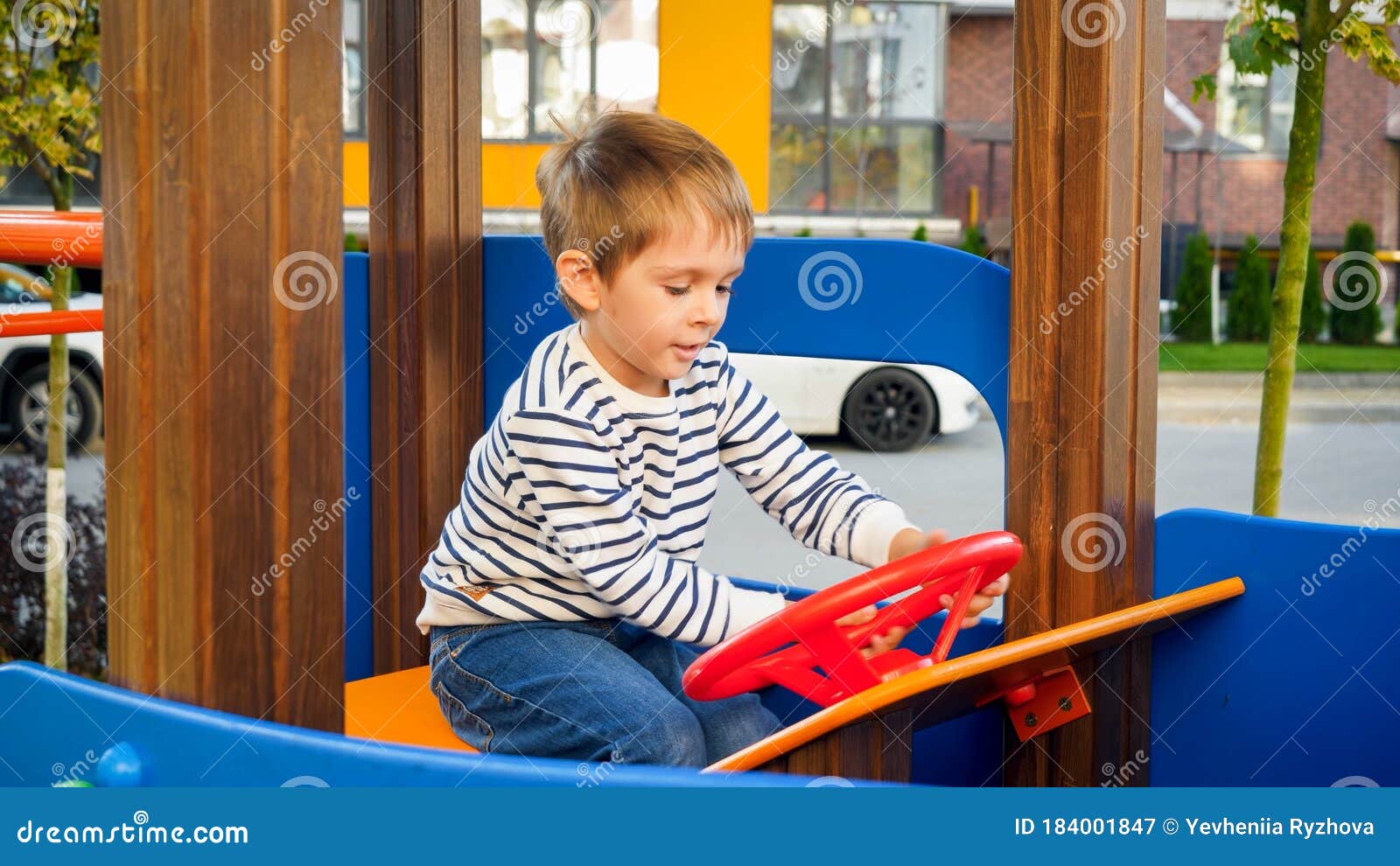 Retrato De Garotinho Brincando No Playground Em Um Carro De Brinquedo