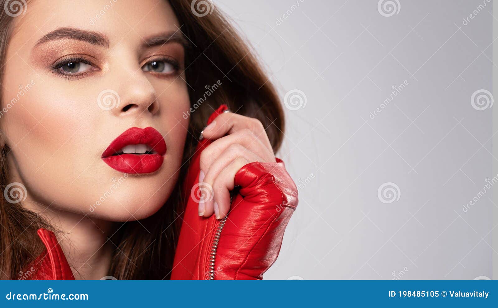 Retrato De Hermosa Joven Con Maquillaje Brillante Bella Morena Con Lápiz Labial Rojo Brillante