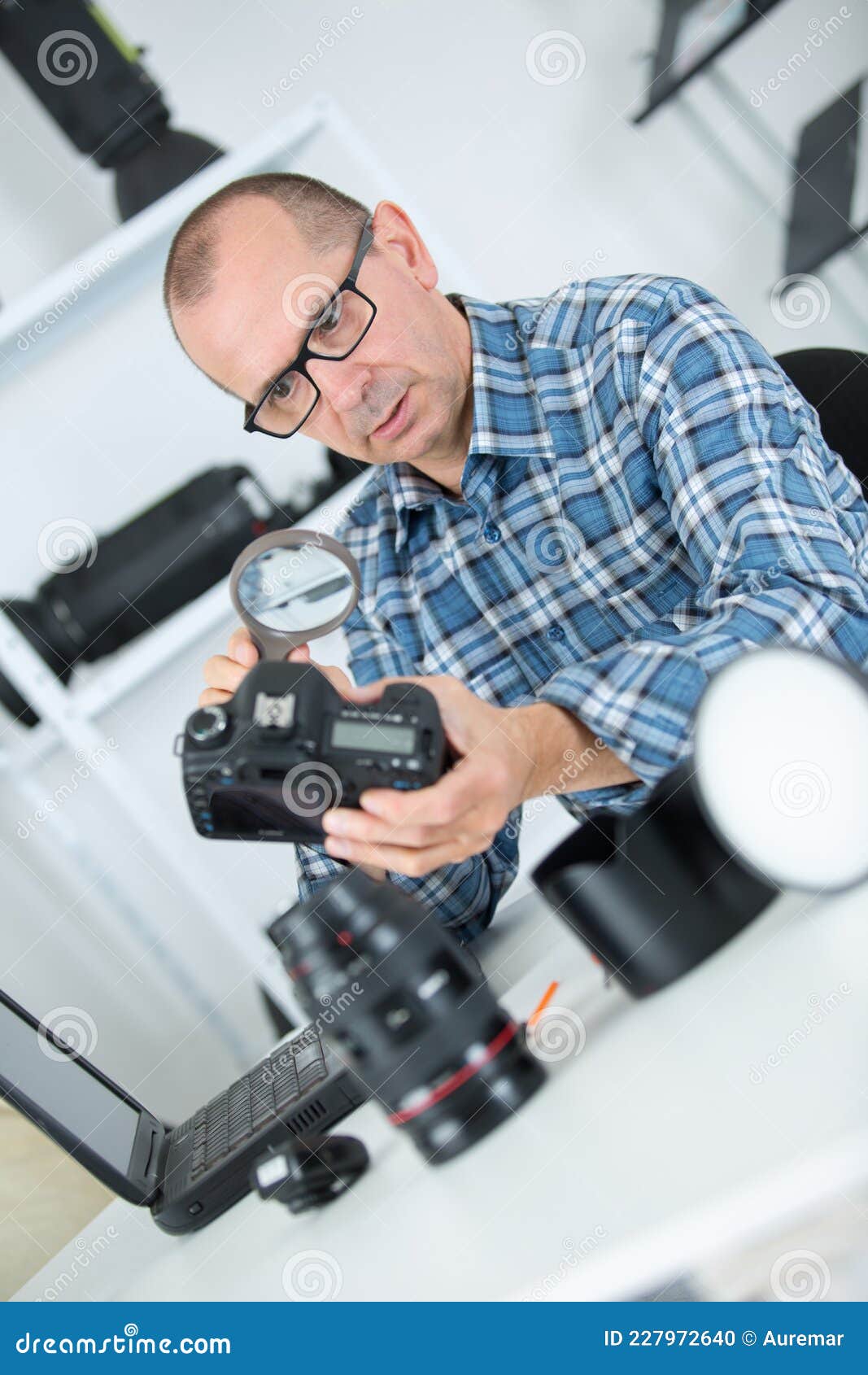 Retrato de hombre con lupa foto de archivo. Imagen de fondo - 227972640