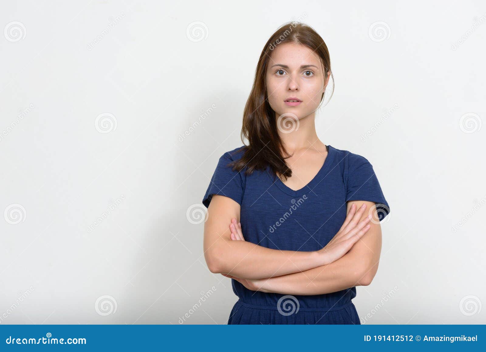 Retrato De Joven Hermosa Mujer Con Fondo Blanco Foto de archivo ... Retrato De Joven Hermosa Mujer Con Fondo Blanco Foto de archivo ...