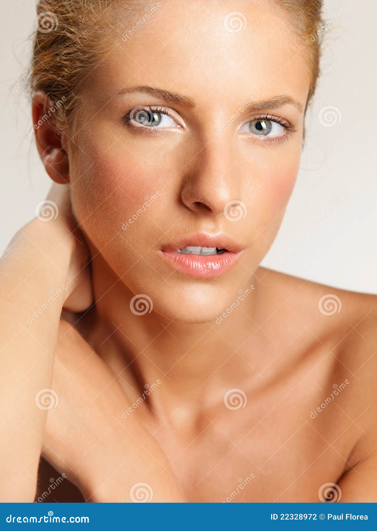 Retrato De La Belleza Del Primer De La Mujer Joven Rubia Foto De