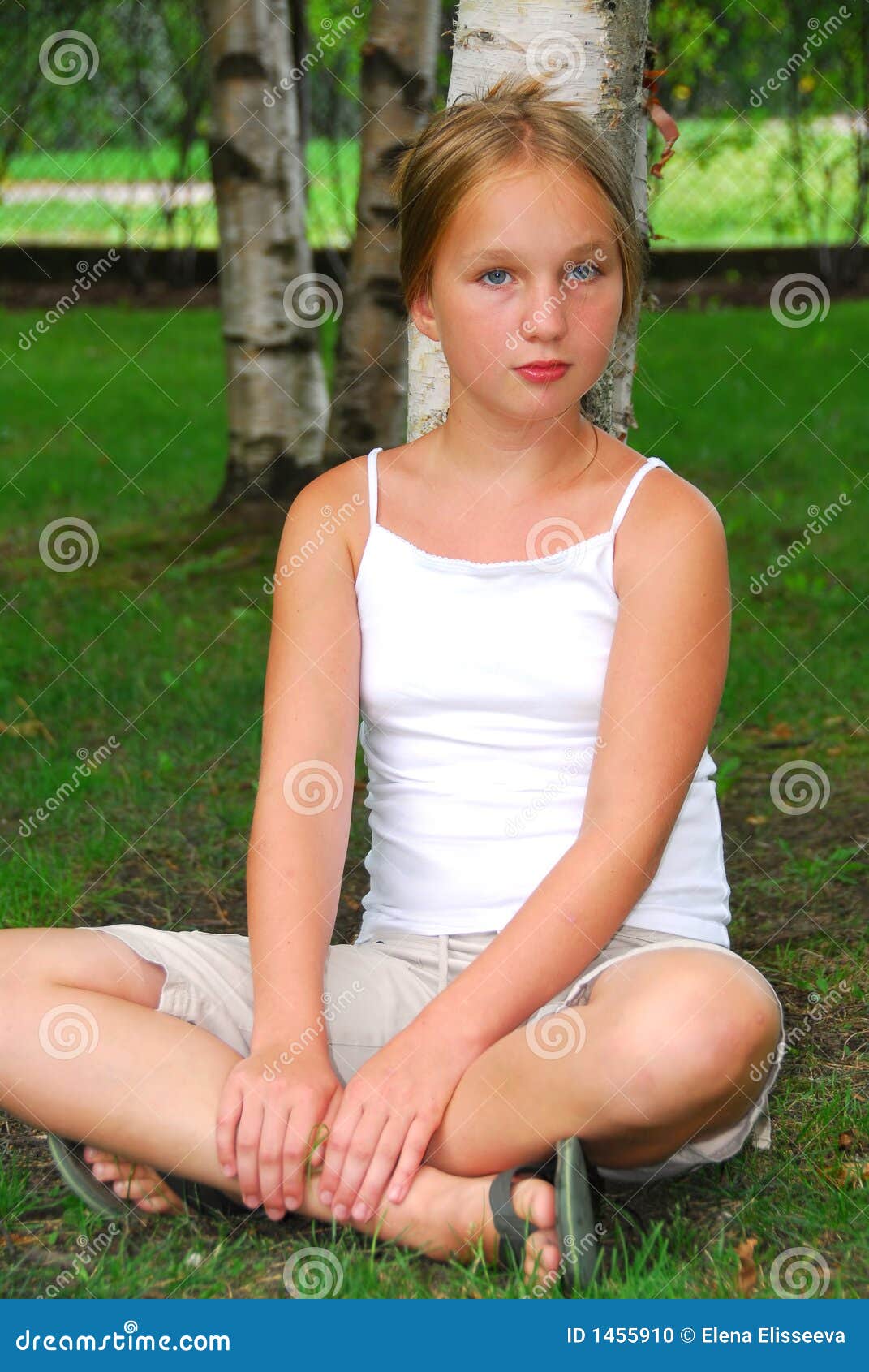 Retrato De La Chica Joven Foto De Archivo Imagen De Hermoso 1455910