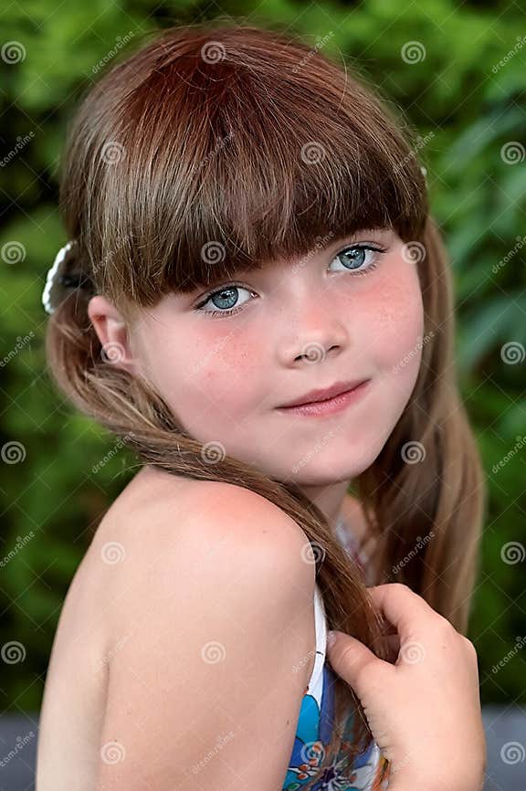 Retrato De La Chica Joven Foto De Archivo Imagen De Hembra 32186846