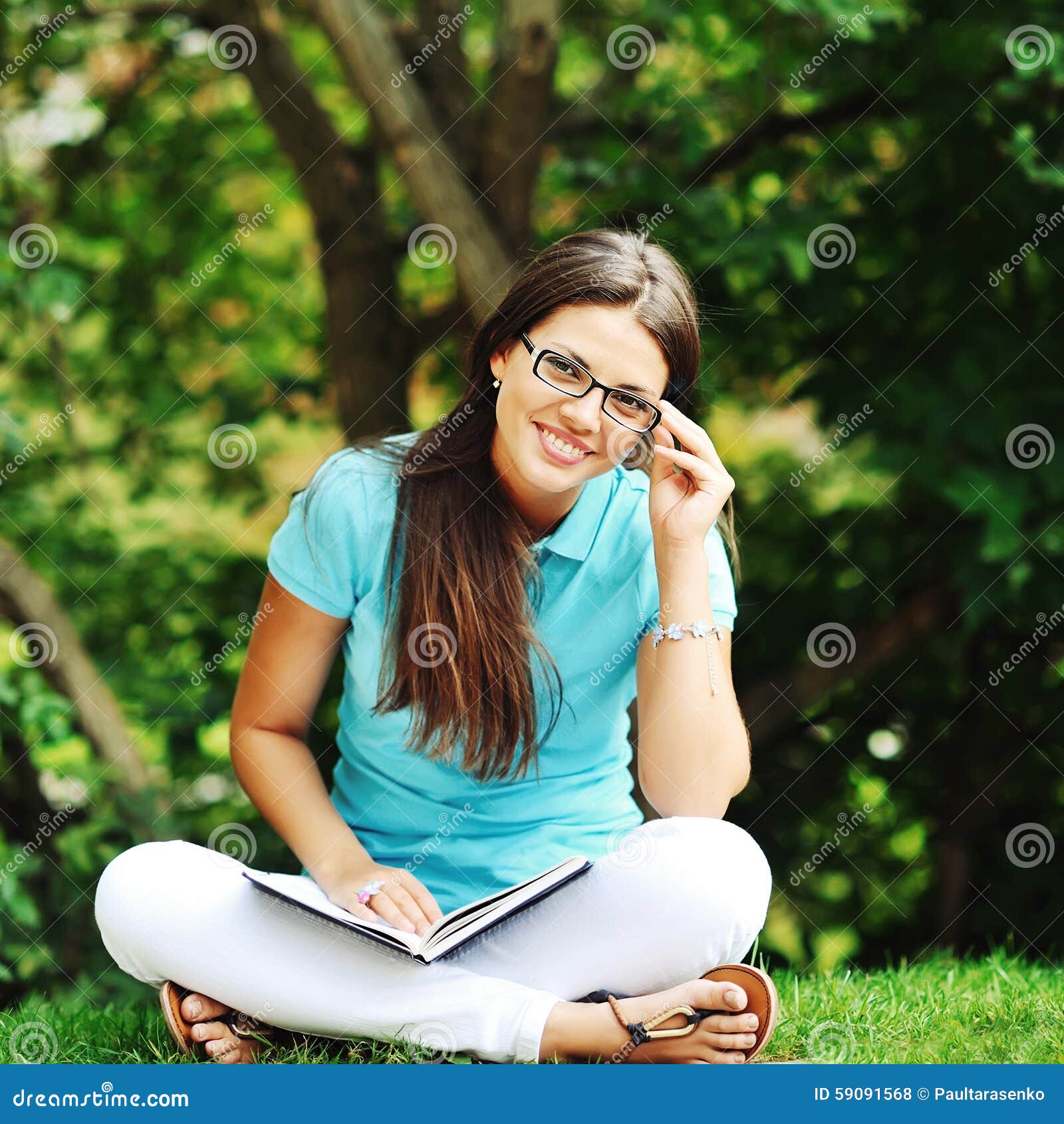 Retrato De La Chica Joven Atractiva Con El Libro En Un Parque Foto De Archivo Imagen De Verano