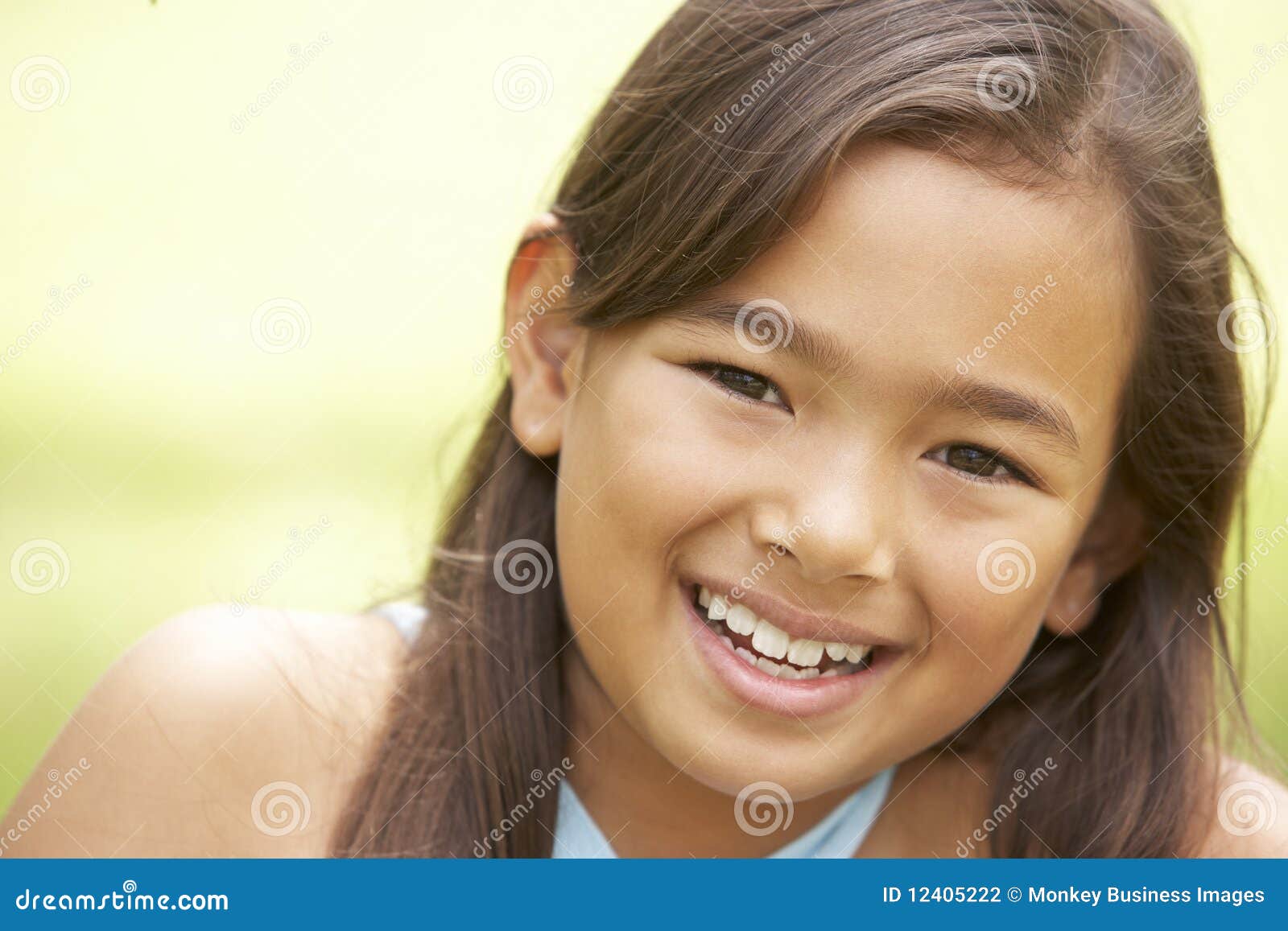 Retrato De La Chica Joven En Parque Foto De Archivo Imagen De Cierre Hombros 12405222