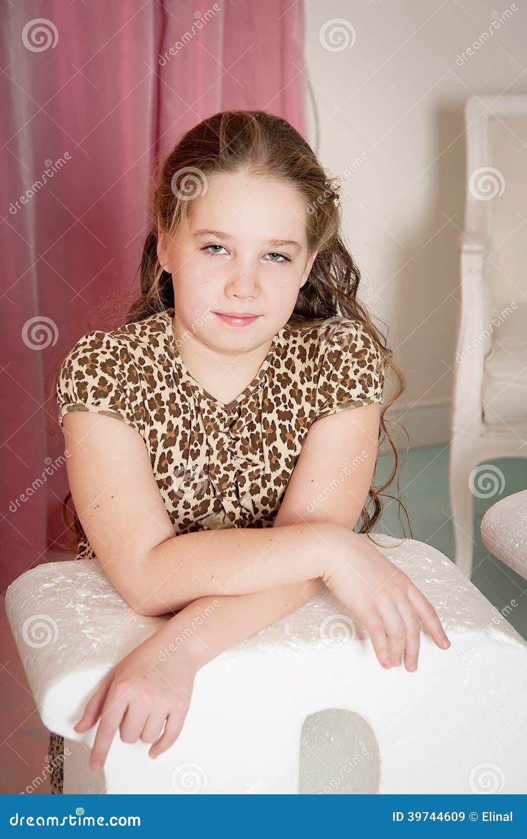 Retrato De La Chica Joven Fondo Rosado Imagen De Archivo Imagen De Edificios Sonriente 39744609