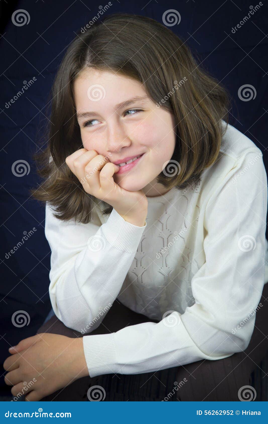 Retrato De La Chica Joven Hermosa Foto De Archivo Imagen De Alegre Gente 56262952