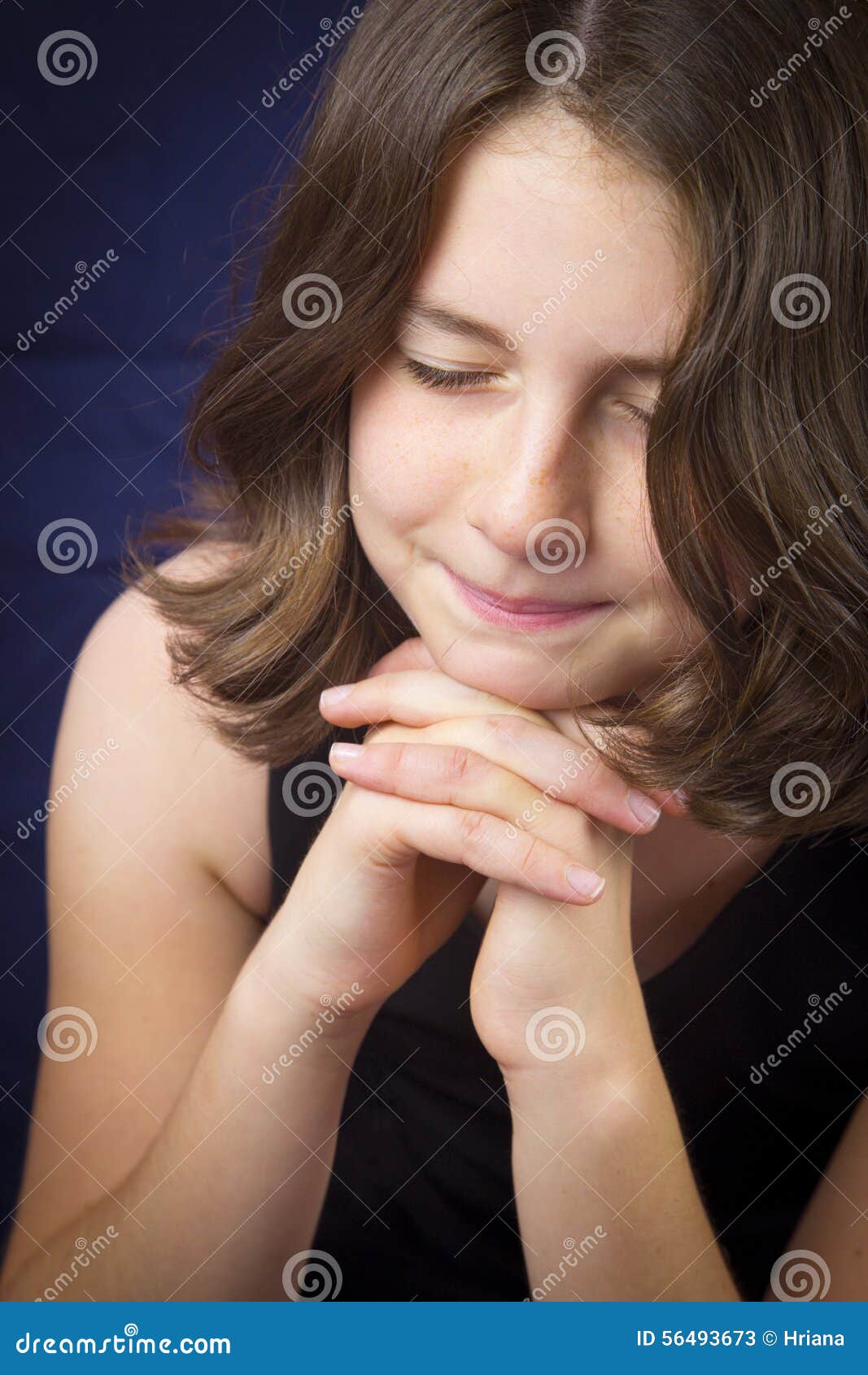 Retrato De La Chica Joven Hermosa Que Ruega Imagen De Archivo Imagen De Hermoso Fondo 56493673