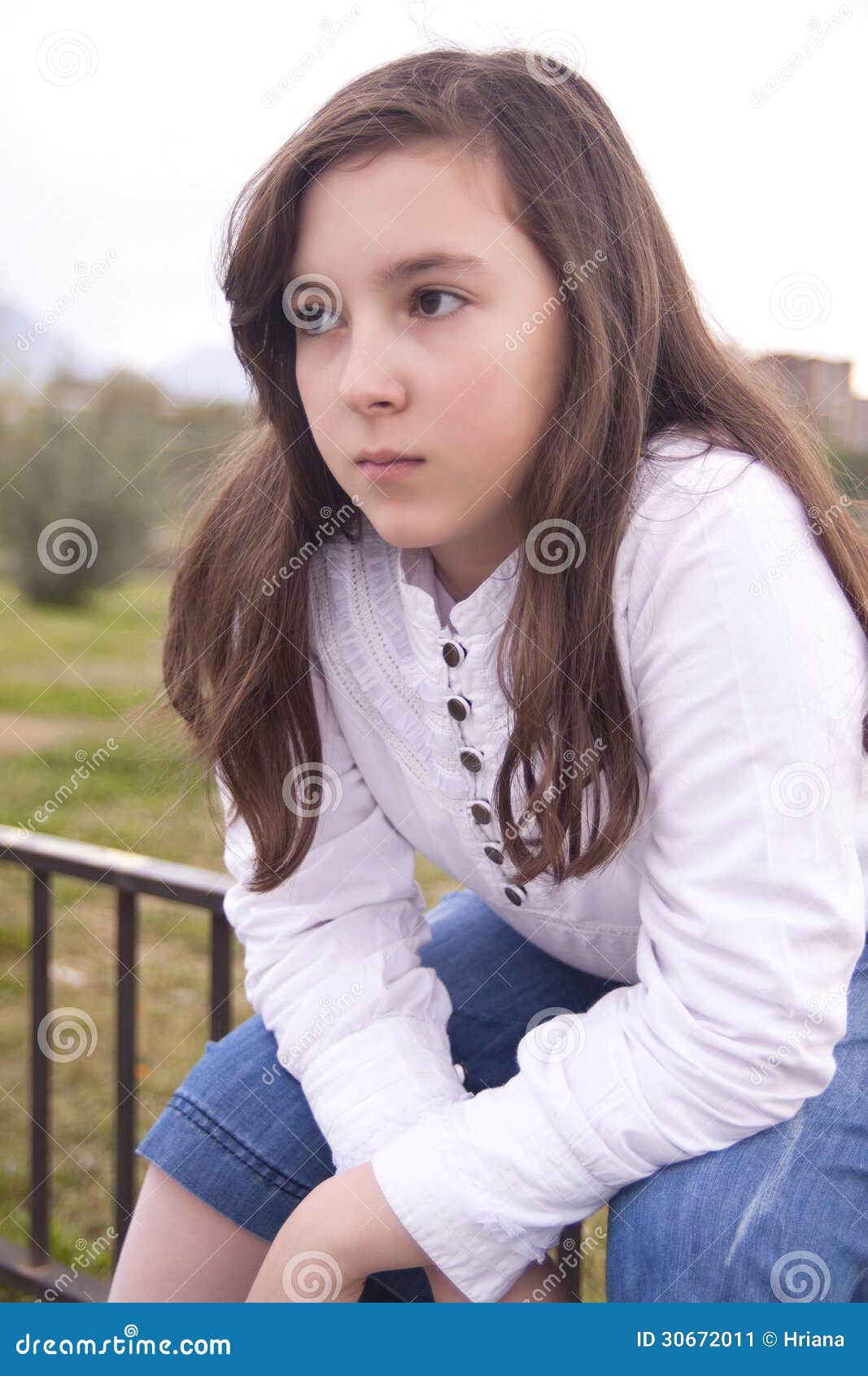 Retrato De La Muchacha Hermosa En El Parque Imagen de archivo - Imagen ...