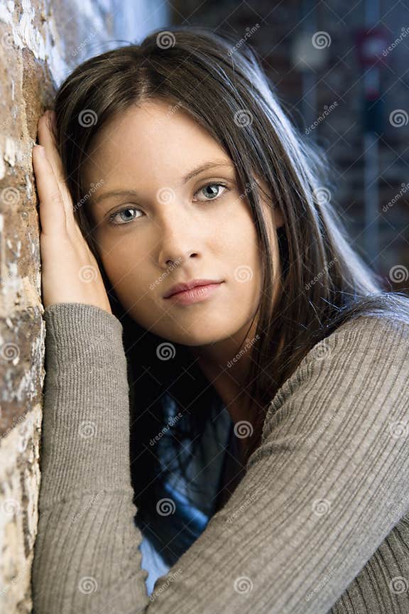 Retrato De La Mujer Bastante Joven Foto De Archivo Imagen De Mujer Belleza 4997648