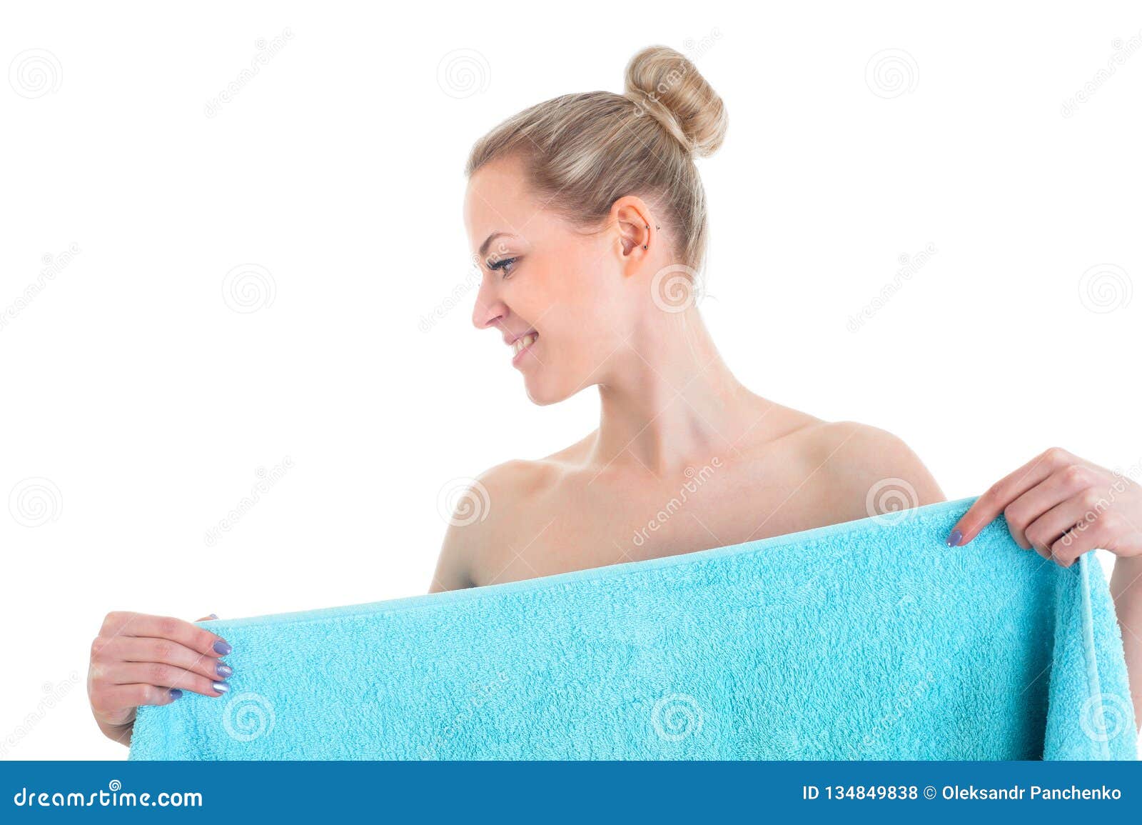 Retrato De La Mujer Desnuda Bonita Que Cubre Su Cuerpo Con La Toalla ... Retrato De La Mujer Desnuda Bonita Que Cubre Su Cuerpo Con La Toalla ...