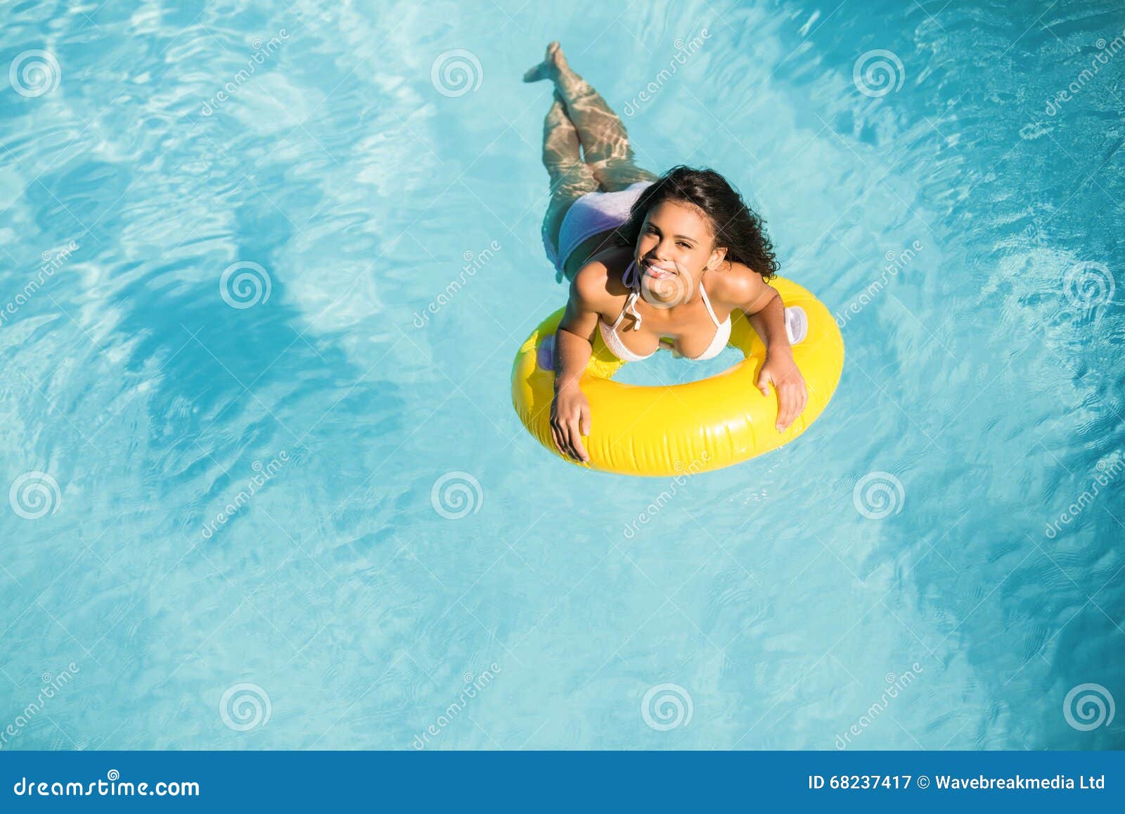 Retrato De La Mujer En El Bikini Blanco Que Flota En El Tubo Inflable ... Retrato De La Mujer En El Bikini Blanco Que Flota En El Tubo Inflable ...