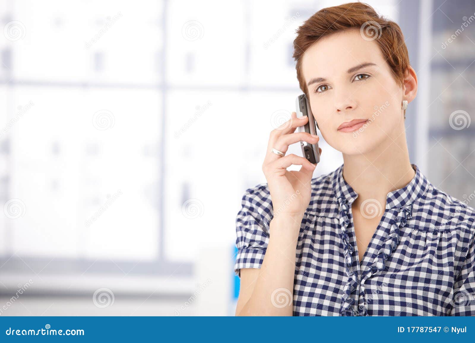 Retrato De La Mujer En Llamada Imagen de archivo - Imagen de gente ...