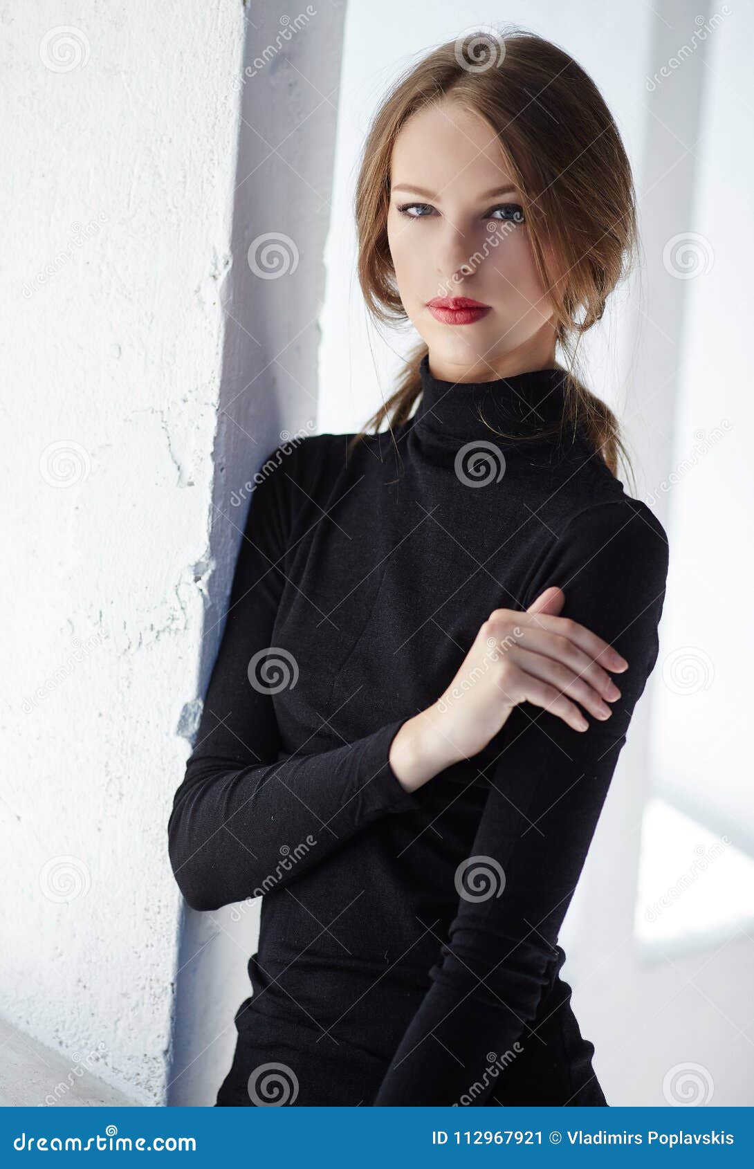 Retrato De La Mujer En Ropa Negra Imagen de archivo - Imagen de modelo ...