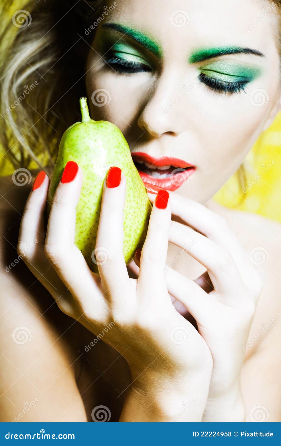 Retrato De La Mujer Que Sostiene Una Pera Foto de archivo - Imagen de ...